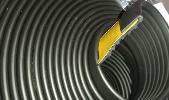 Противоскользящий самоклеющийся угол 55Х19Х4,2 мм длина 1 метр