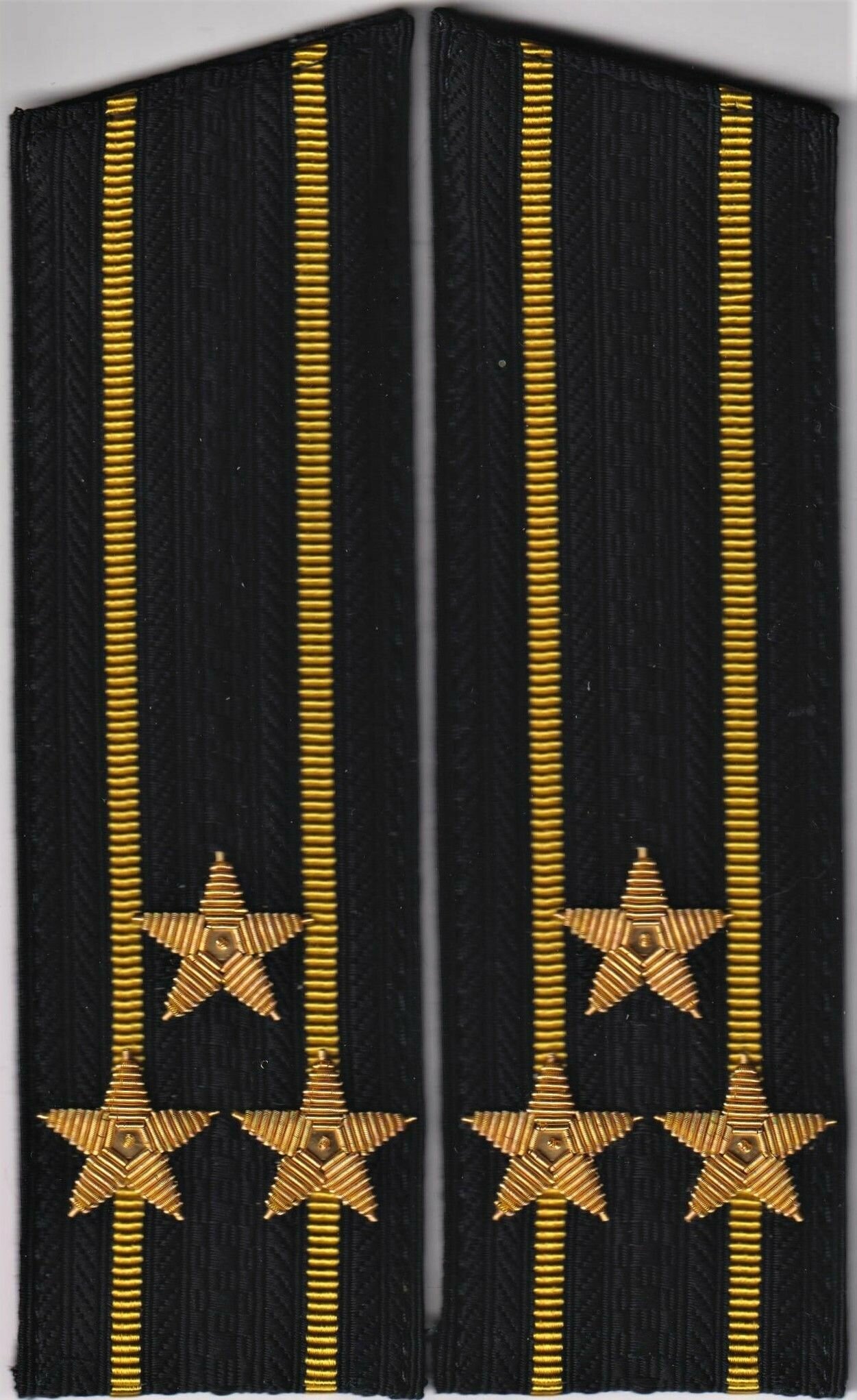 Погоны ВМФ чёрные с жёлтым просветом ( со скосом), капитан 1-го ранга