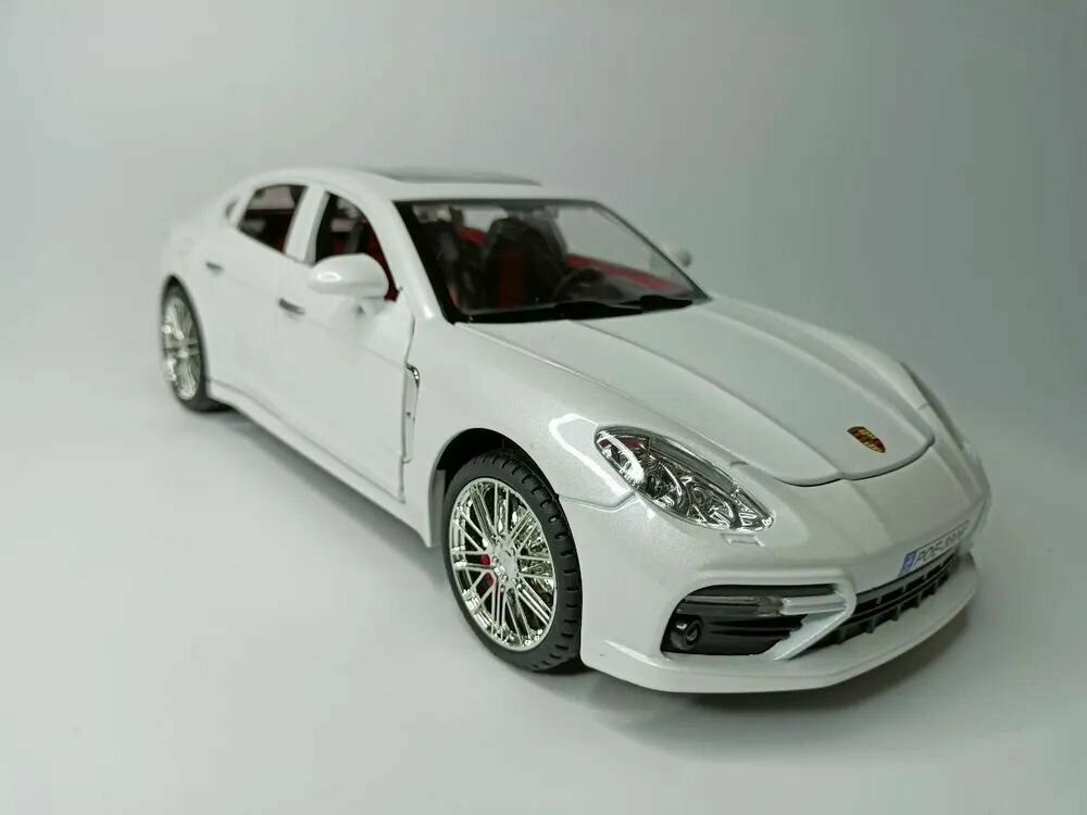 Модель автомобиля Porsche Panamera коллекционная металлическая игрушка масштаб 1:18 белый