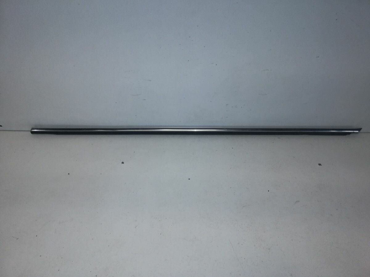 Молдинг стекла двери передний левый VW Passat B5+ 3B0837425