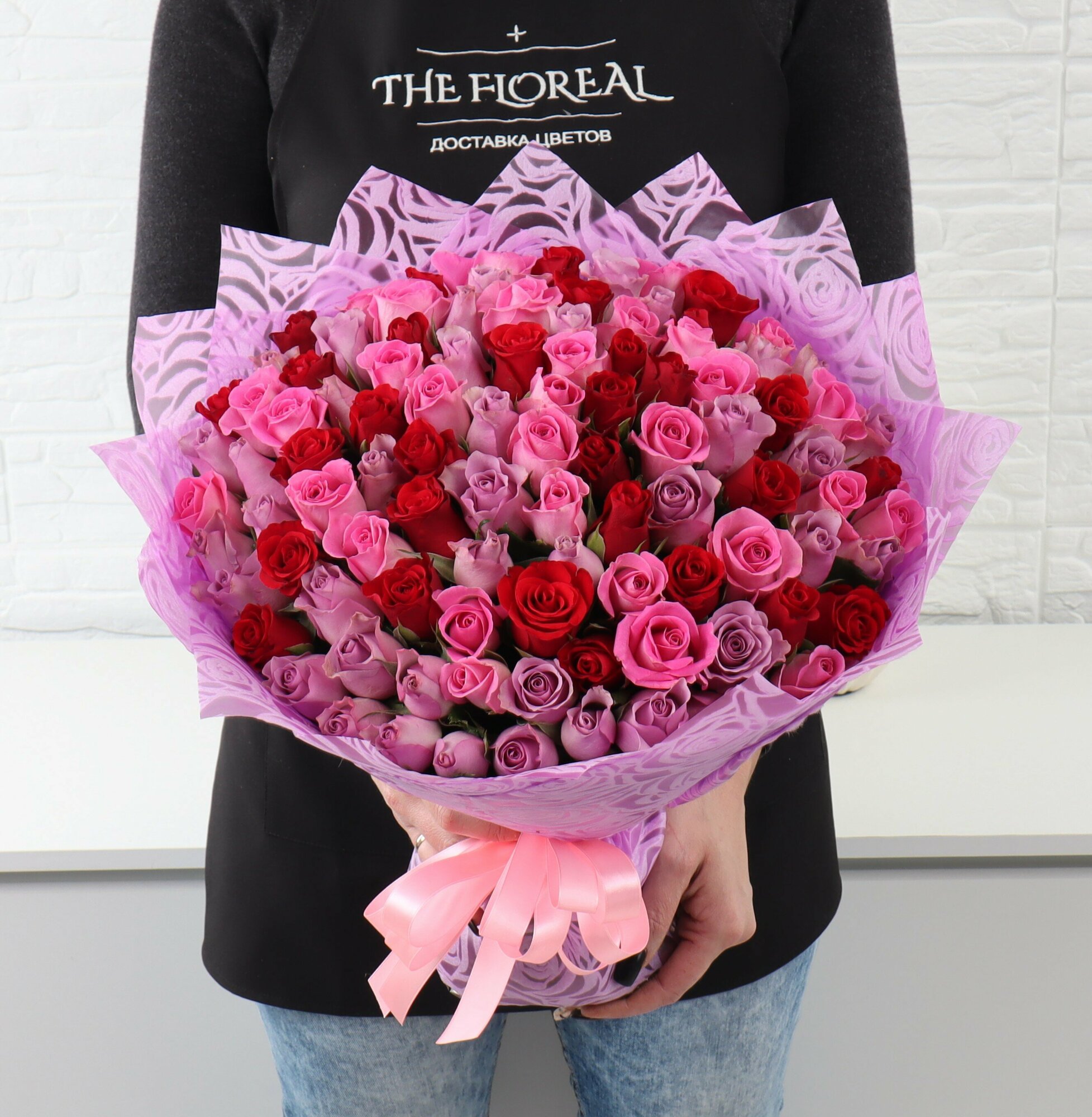 Монобукет THE FLOREAL разноцветная роза 101 штука, высота 40 см, с бантом