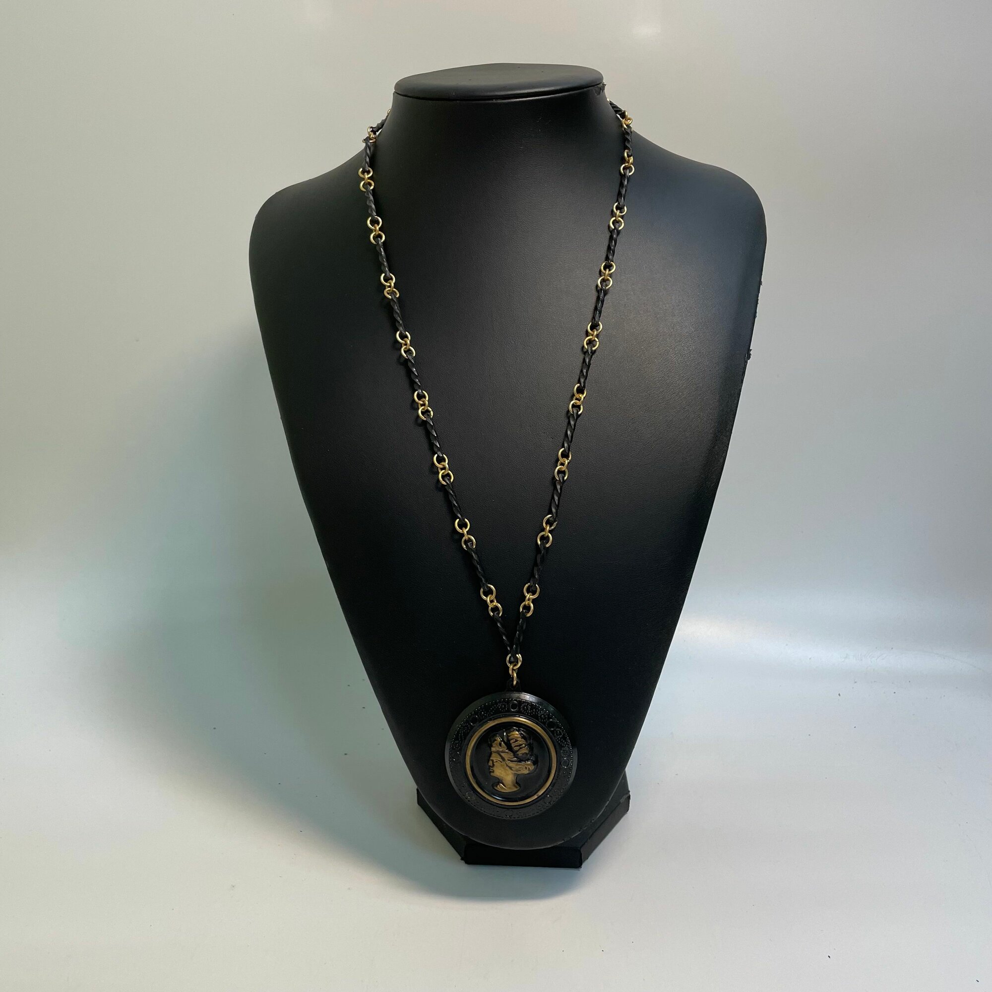 Советский пластиковый кулон подвеска, Камея, нечастая, сделано в СССР