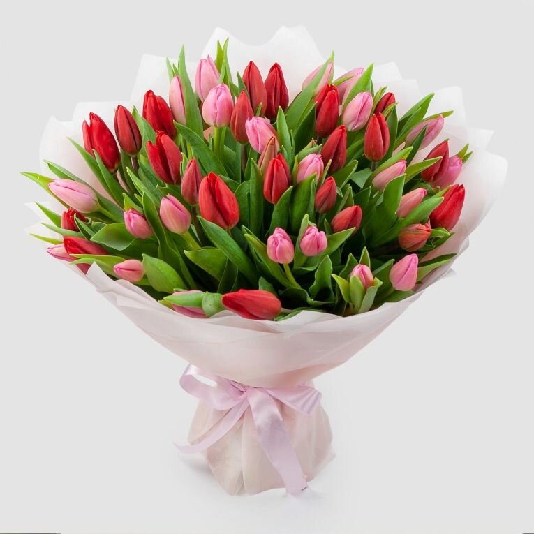 Букет СоюзЦветТорг "Весенняя нежность", 51 тюльпан, высота 50 см