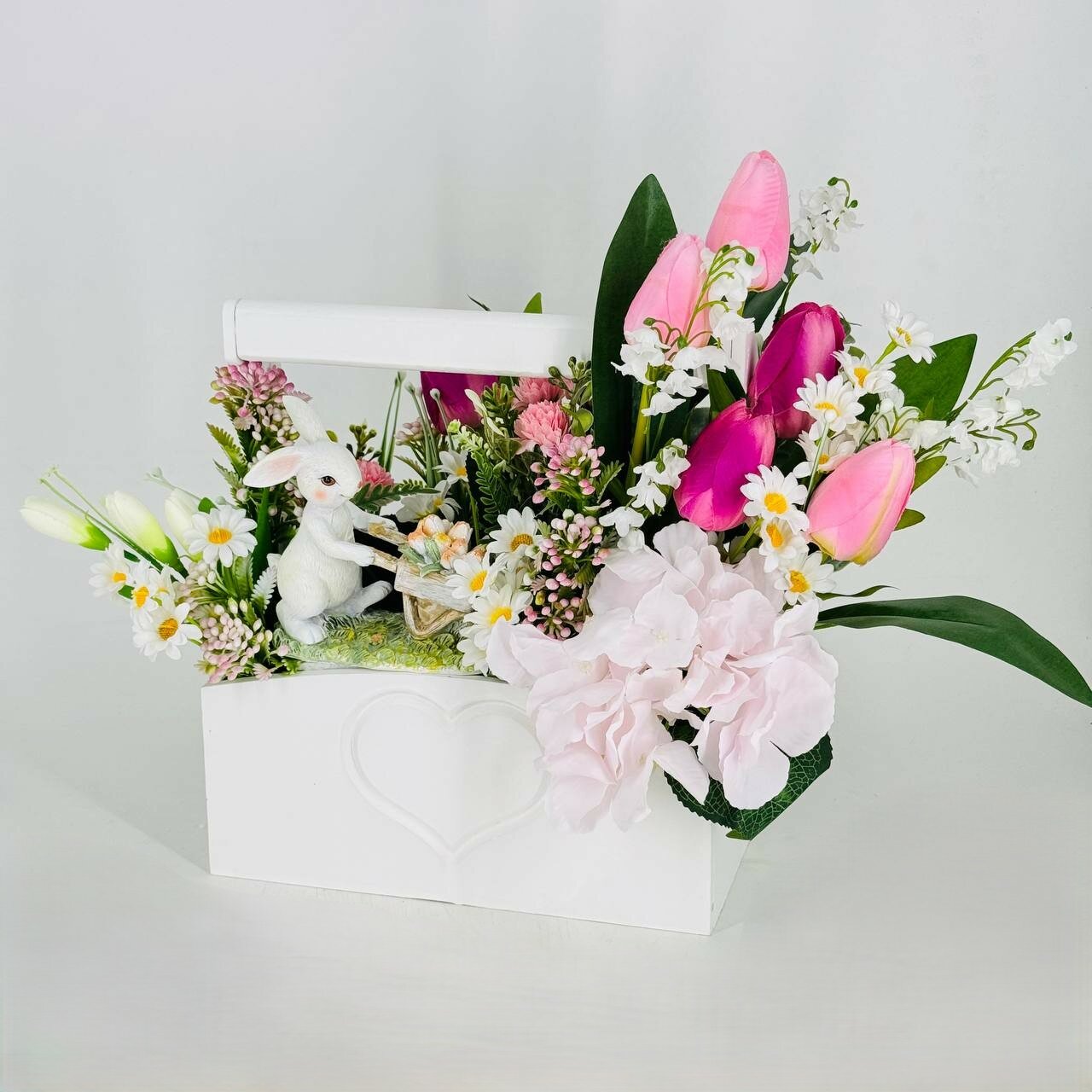 Пасхальная композиция из искусственных цветов с кроликом в деревянном ящике. Букет подарок на Пасху