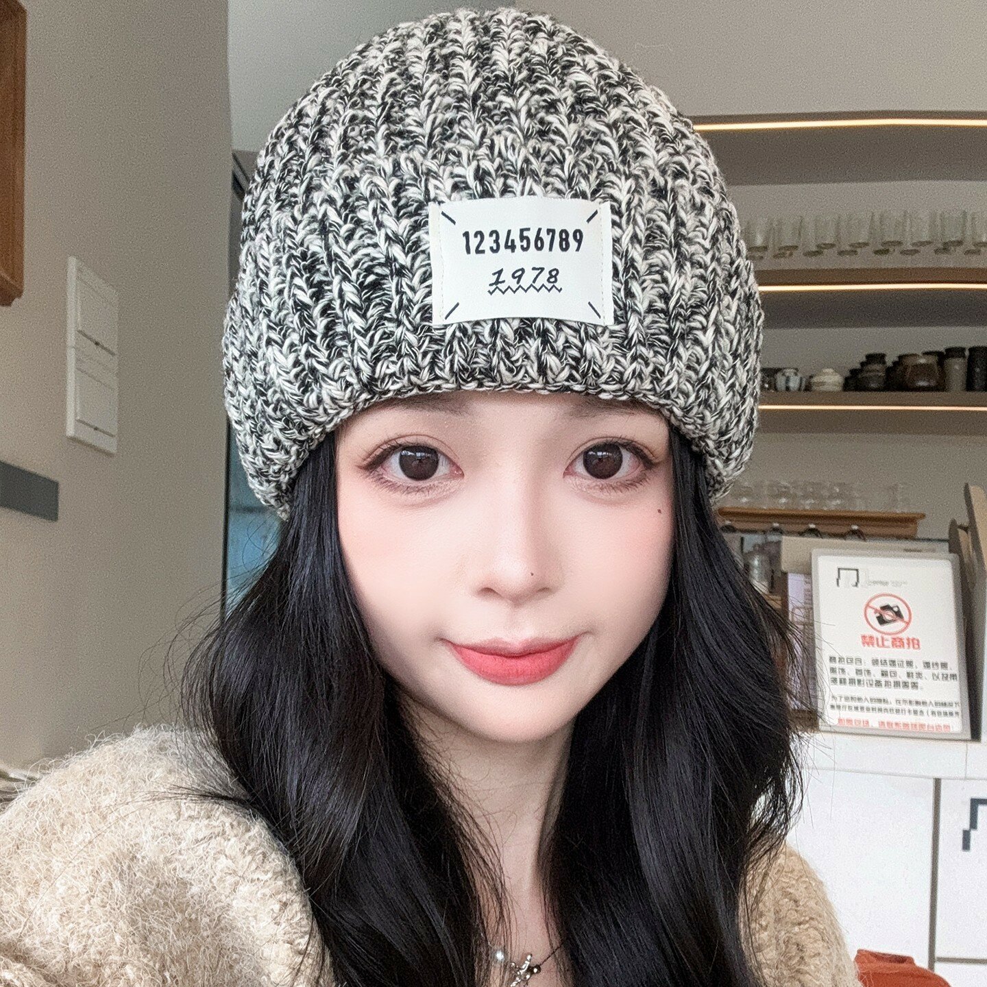 2025 осень и зима корейская версия простая и универсальная смешанная цветная вязаная шерстяная сезонная новая стильная маленькая теплая шапка с капюшоном, формирующая лицо, тренд