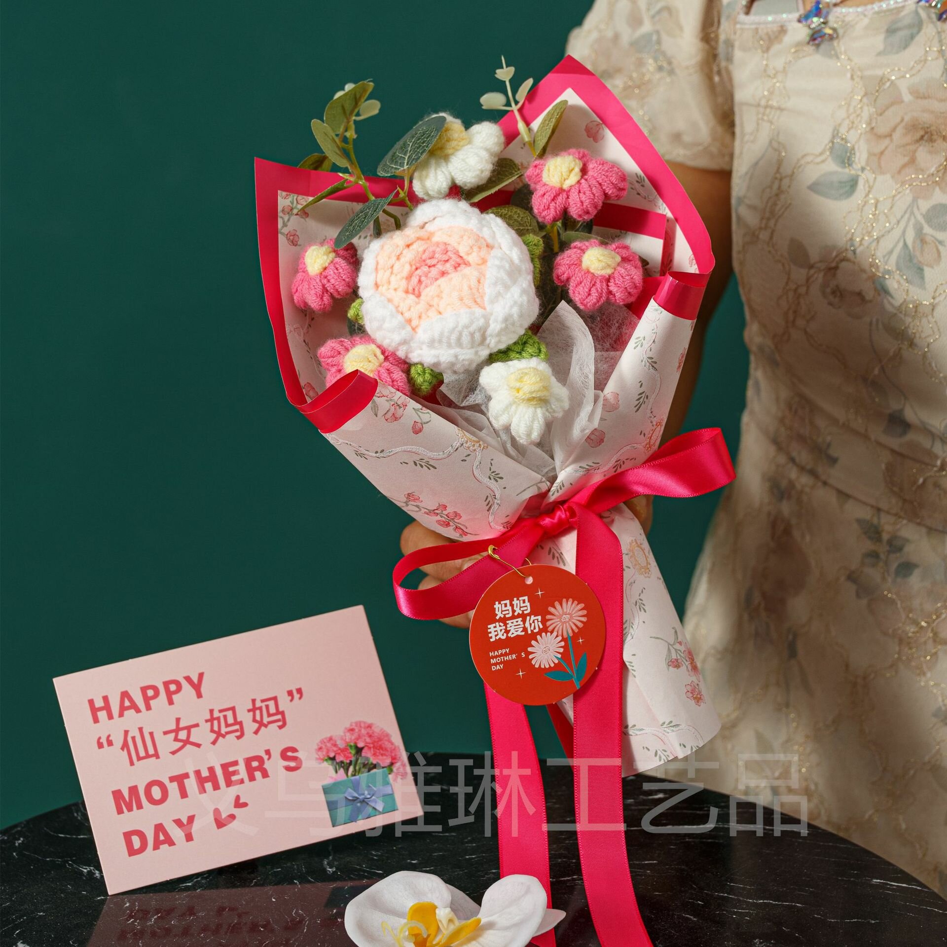 Подарите маме вязаные цветы из шерсти, розы, цветы ручной работы, искусственные цветы, ручные подарочные пакеты на День матери, праздничные сувениры, небольшие букеты.