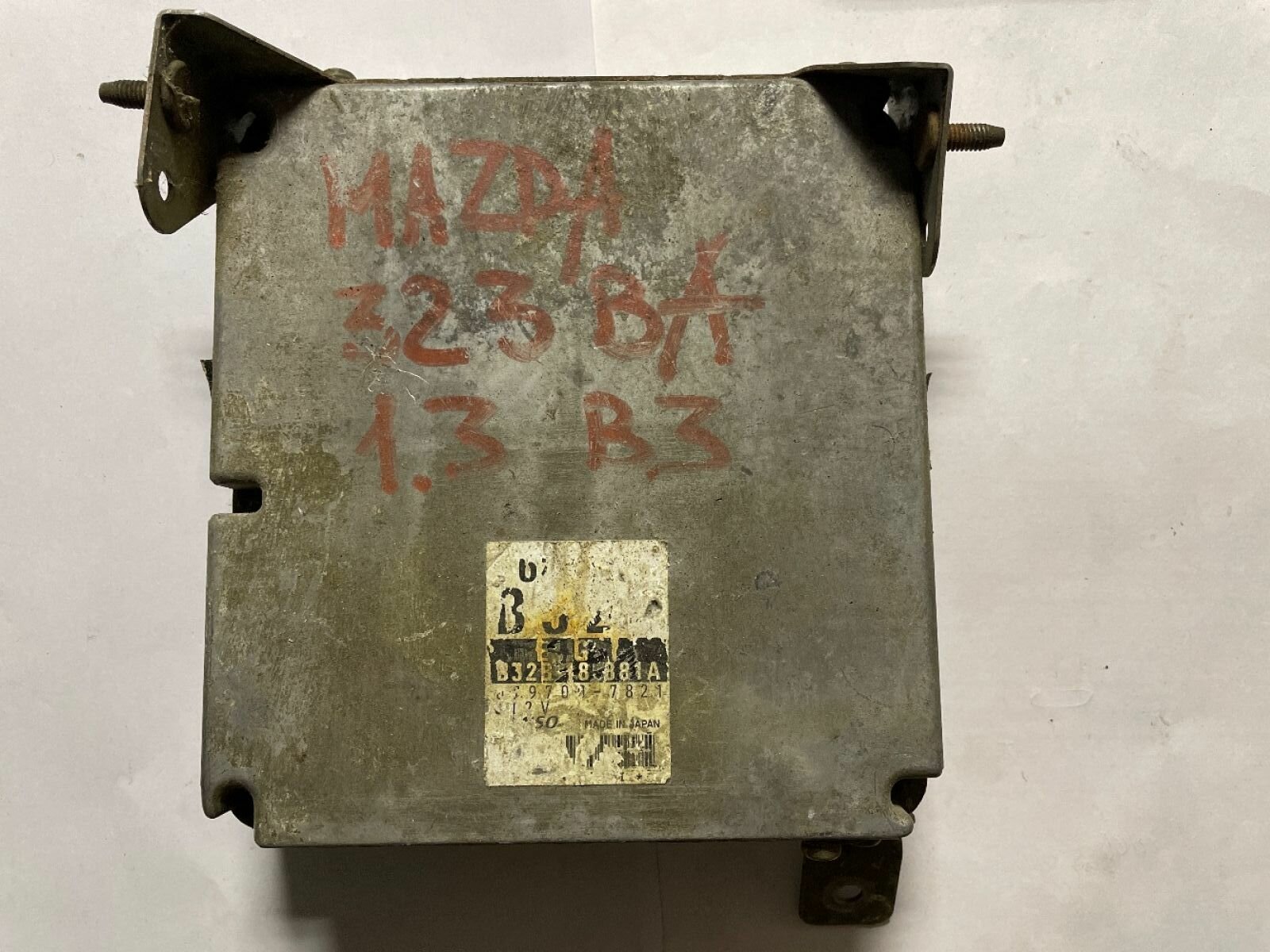 Блок управления двигателем Mazda 323 BA B32B18881A