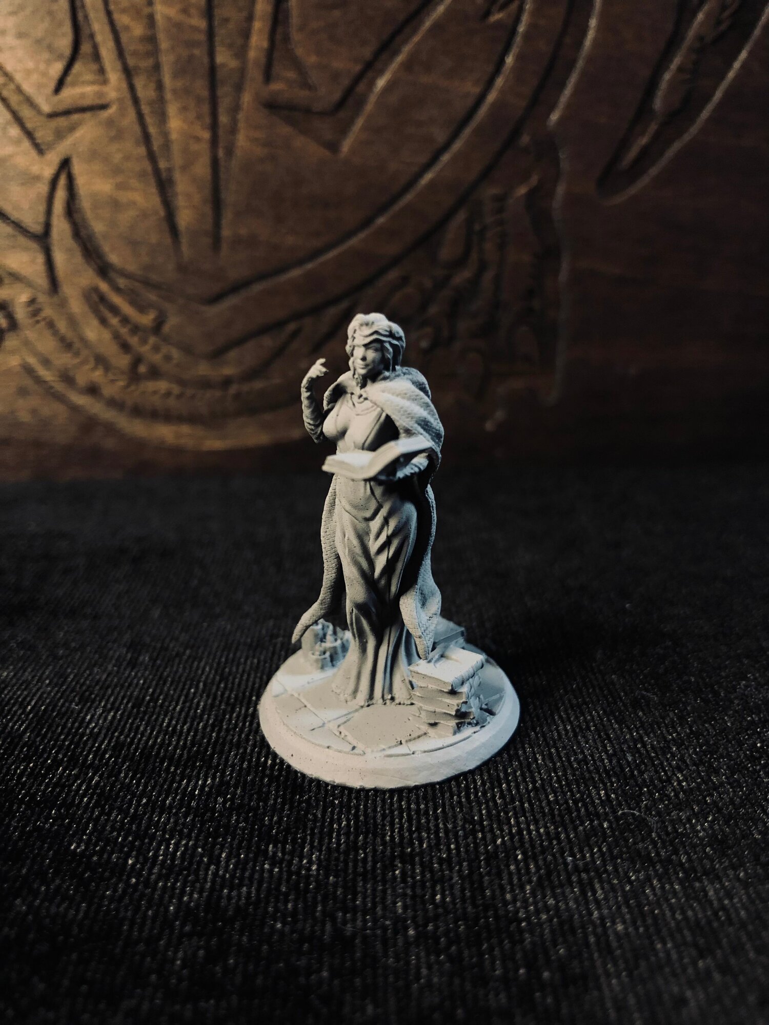 Человек - колдунья с книгой - Миниатюра для настольных игр DnD, ДнД, Dungeons & Dragons, Pathfinder.