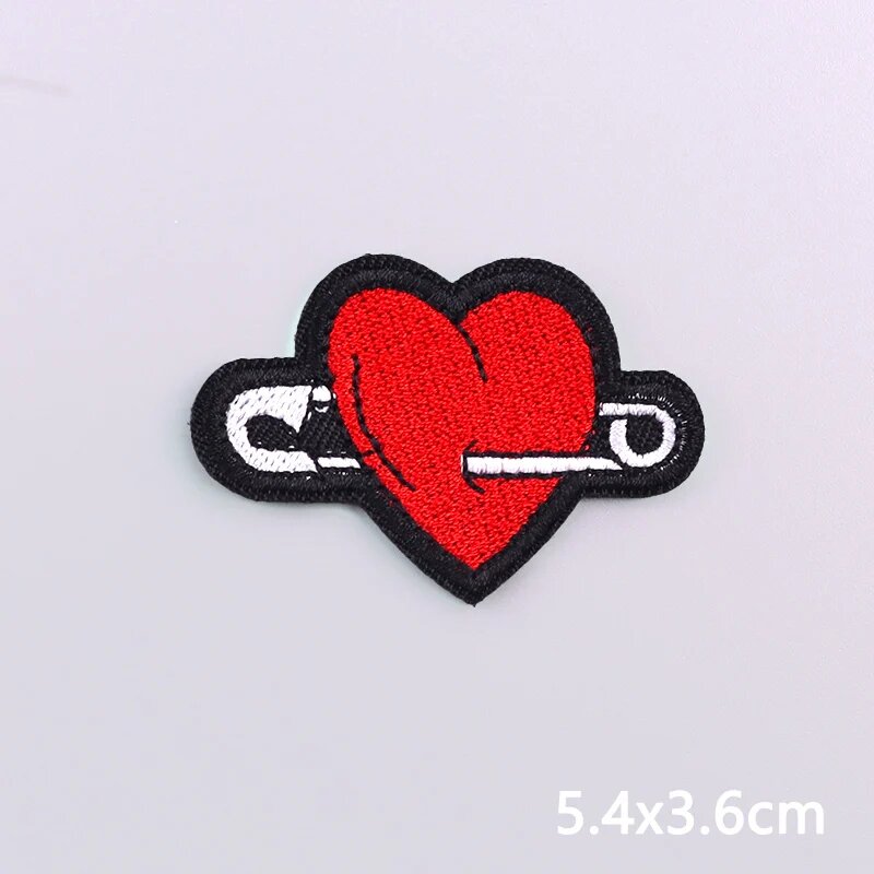 Вышитая нашивка "Сердце на булавке", PE10377CT