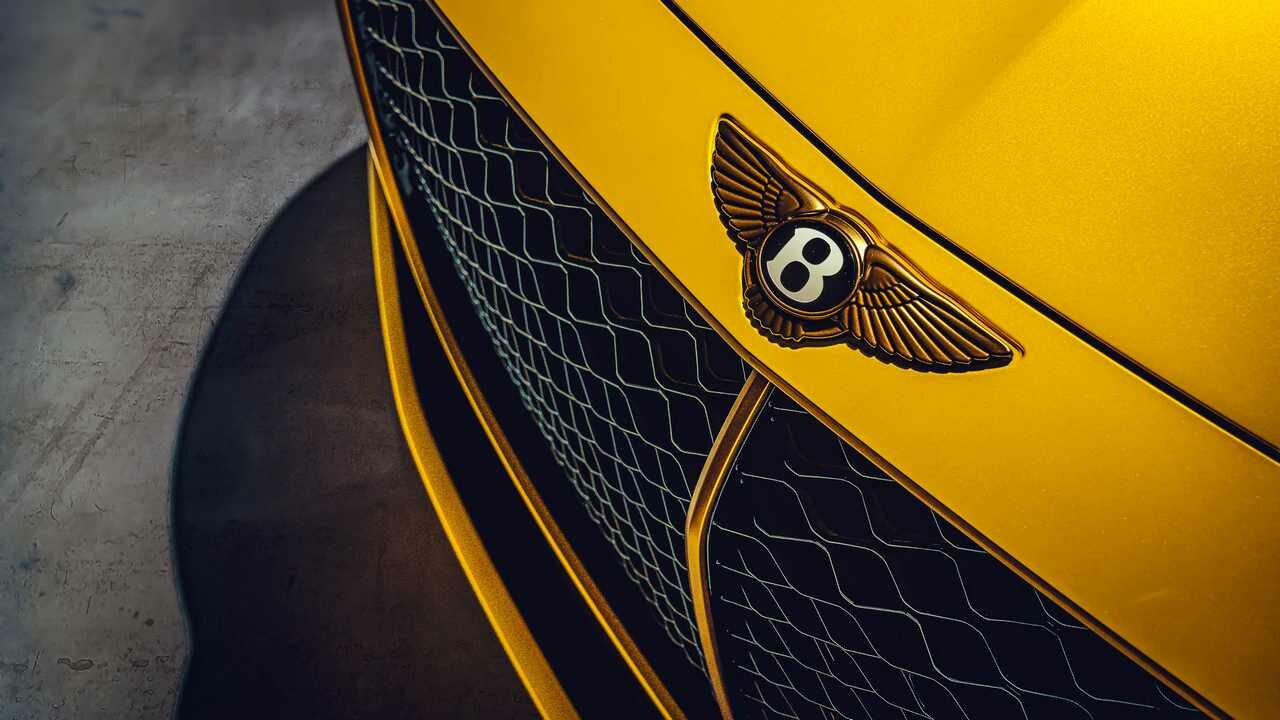 Картина на холсте 110x60 LinxOne "Значок желтого автомобиля" интерьерная для дома / на стену / на кухню / с подрамником