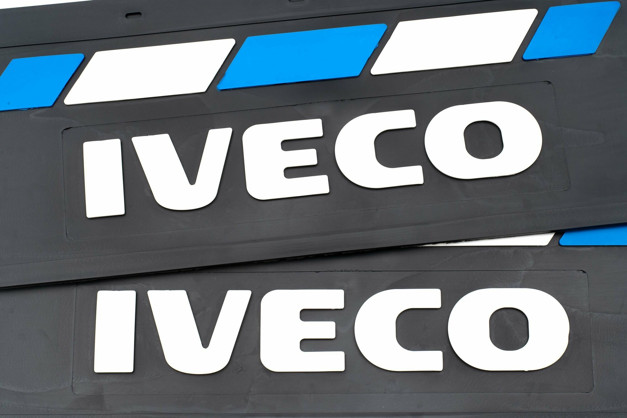Брызговики задние IVECO черная резина LUX PRO с белой надписью и сине-белой полосой 670*270