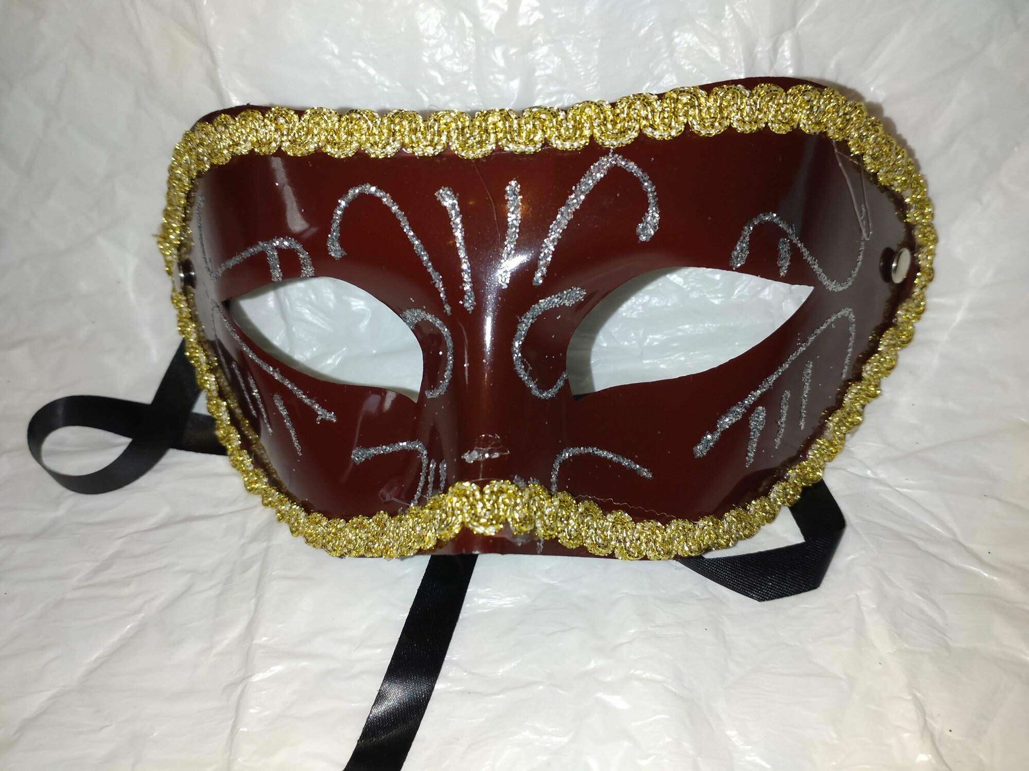Карнавальная венецианская маска с кружевами . Малиновая.