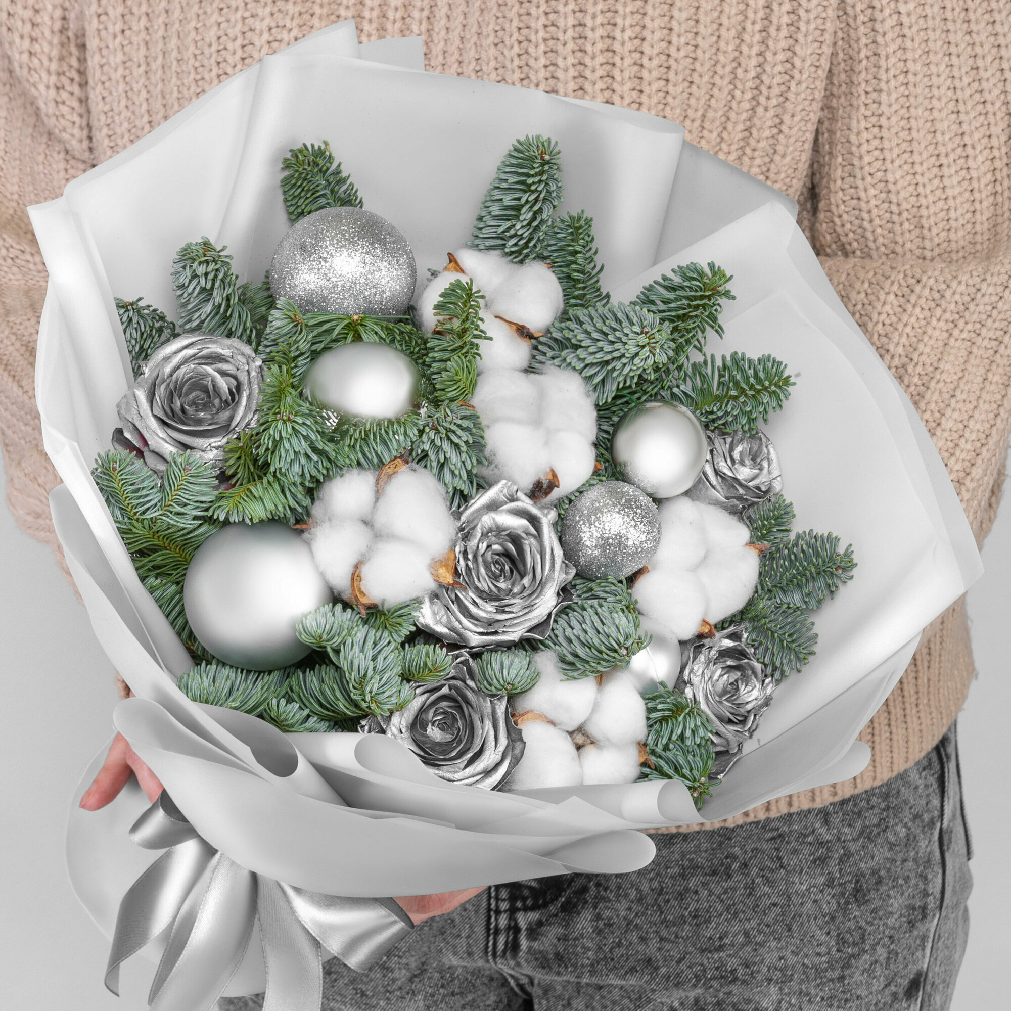 Новогодний букет Мегацвет24 "Иней", нобилис, роза, хлопок и елочные украшения в дизайнерской упаковке