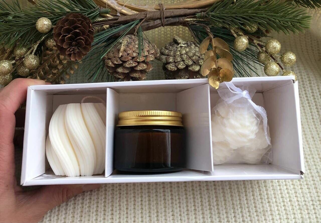 Подарочный набор на Новый год "Корица/Апельсин"/Свеча в баночке, формовая свеча "Волна шар", саше-шишечки "Хвойный лес"/Новогодняя коллекция