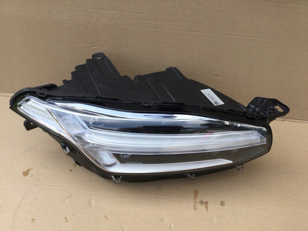 Фара правая LED VOLVO