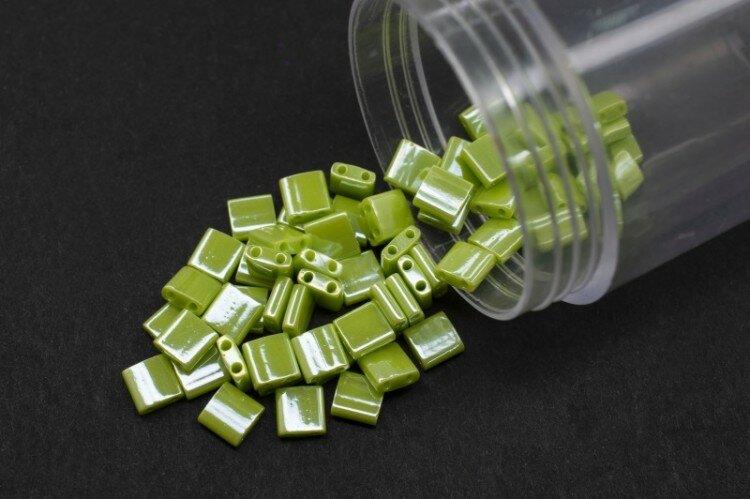 Бисер японский MIYUKI TILA #0439 салатовый, глянцевый непрозрачный, 5 грамм
