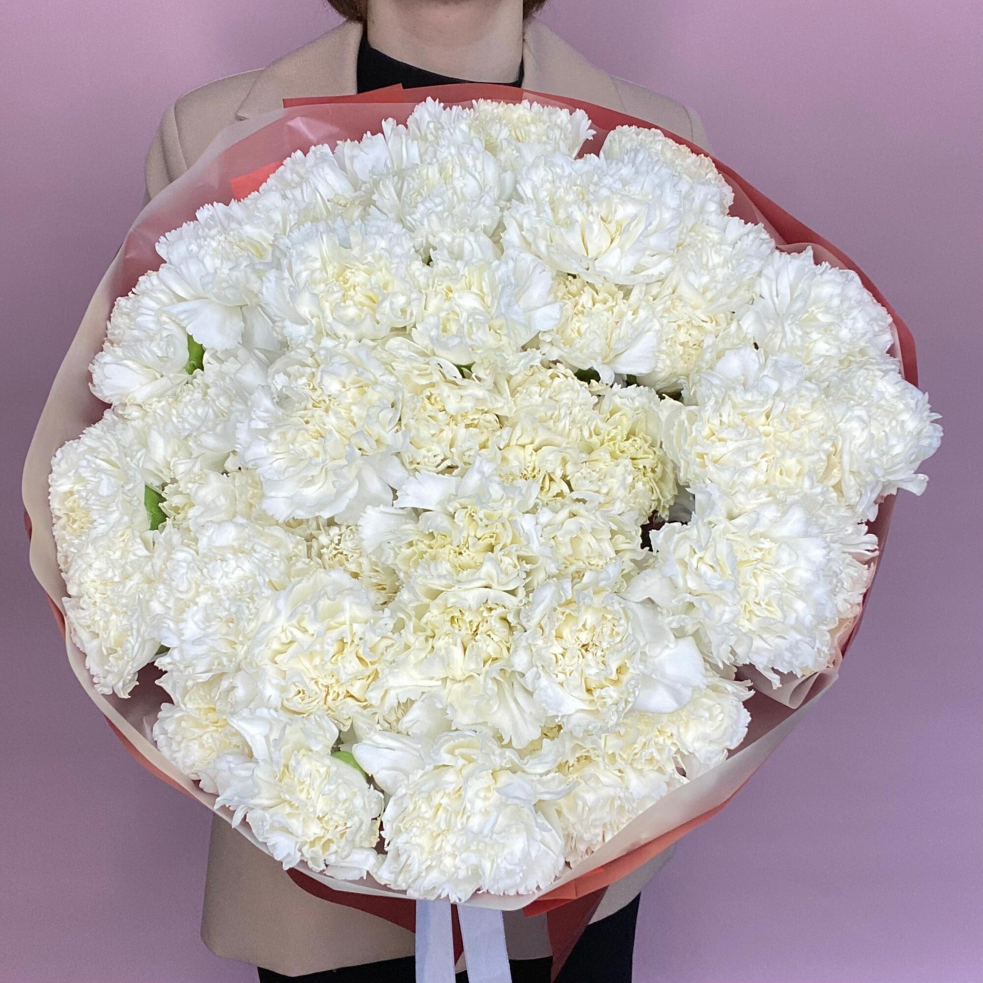 Белые диантусы (гвоздики), высота букета 40 см, ширина 30 см