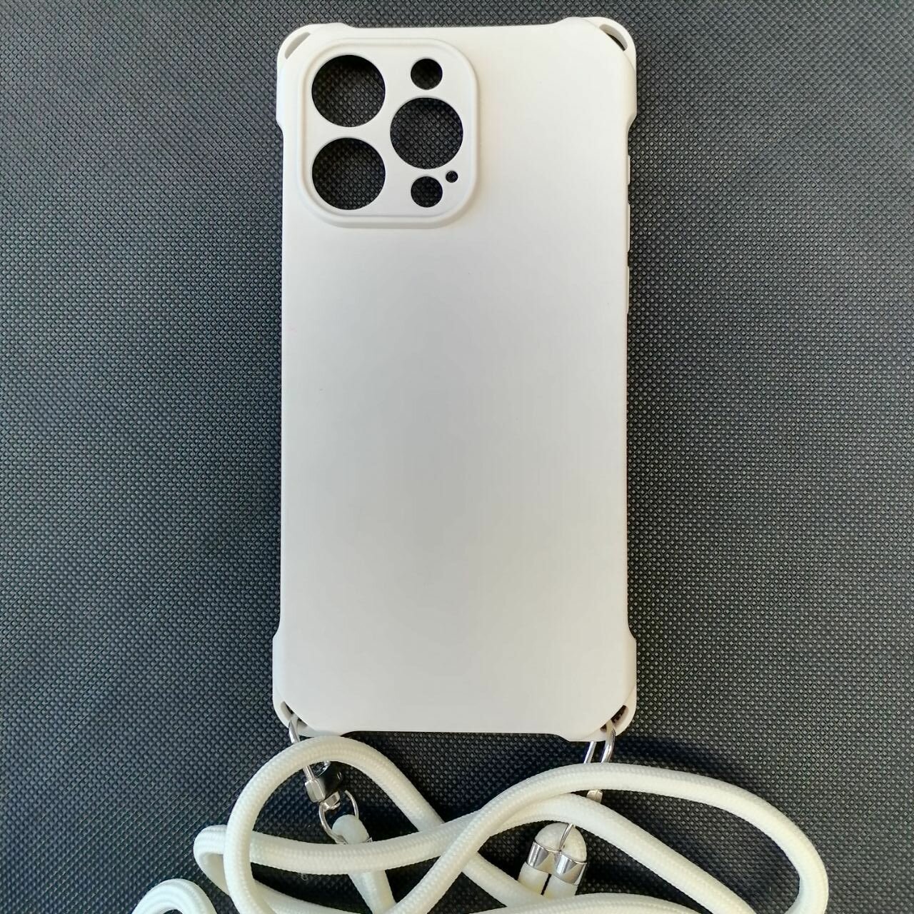 Чехол-накладка для IPhone 13 Pro из высокого качества силикона и веревкой-цепочкой на шею.