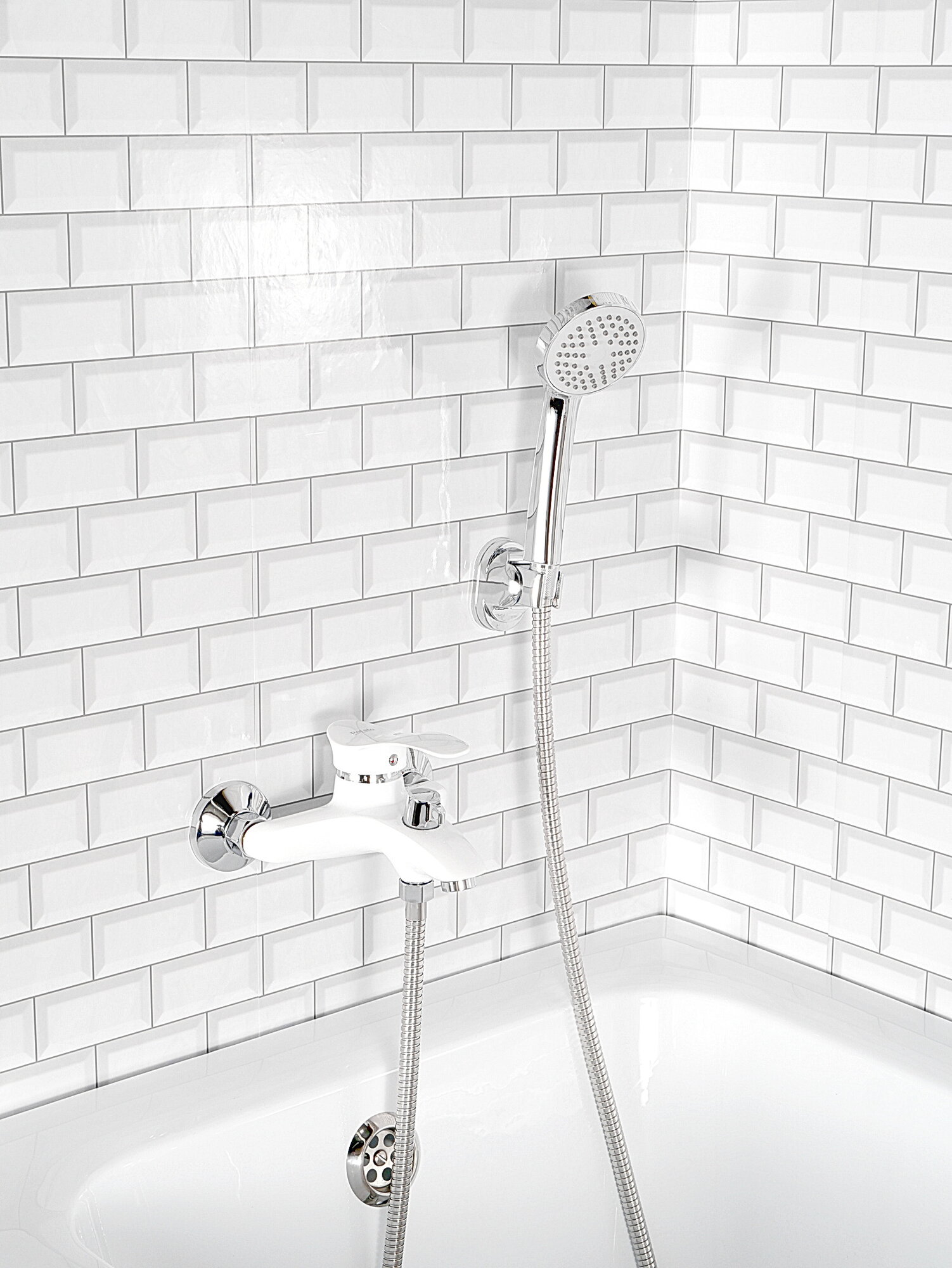 Смеситель Potato P3001-7, белый, вертикальный монтаж, длина излива 169мм