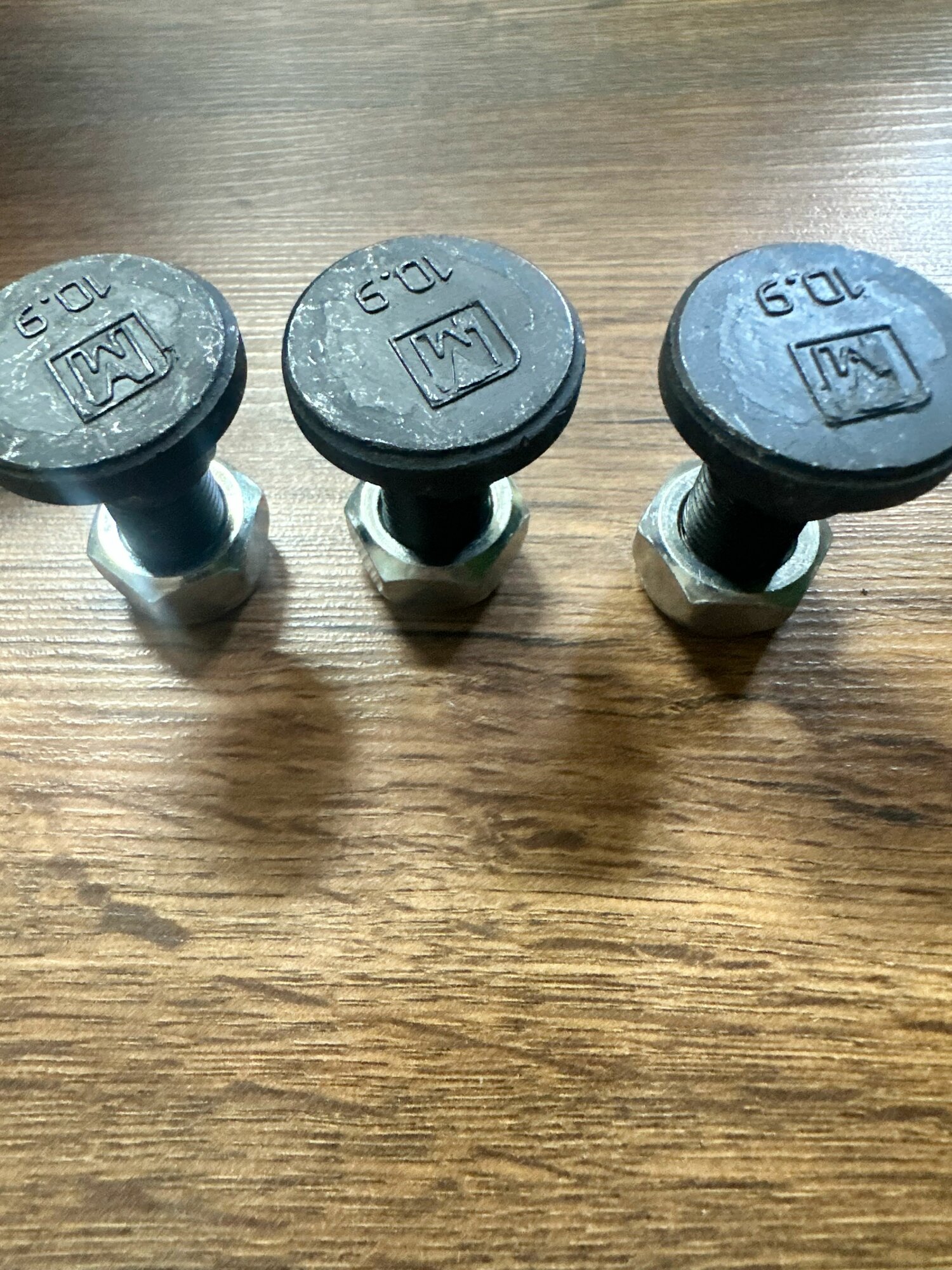 Болт ножа с гайкой головка 32мм, L 28мм, М14*1.5 класс прочности 10.9 ГОСТ1759.4-87