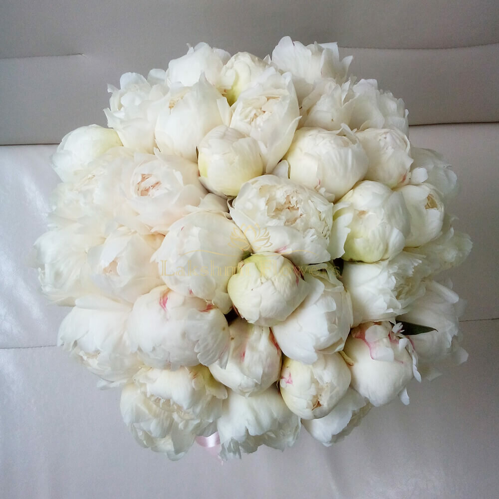 39 белых пионов / Композиция из 39 белых пионов в шляпной коробке