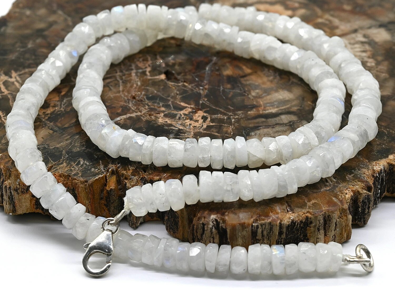 Бусы, лунный камень