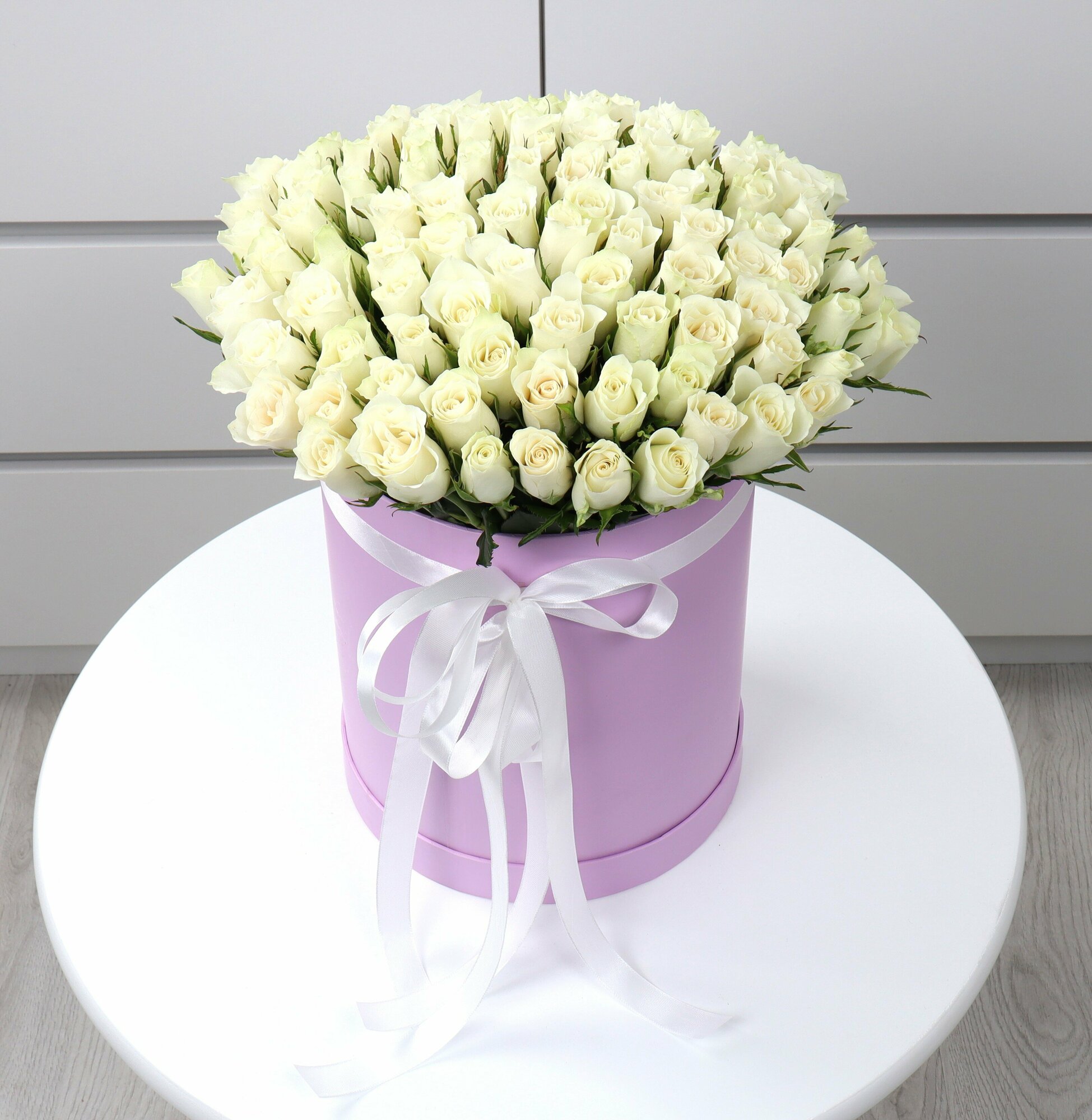 Монобукет THE FLOREAL шляпная коробка, белая роза 101 штука, высота 40 см.