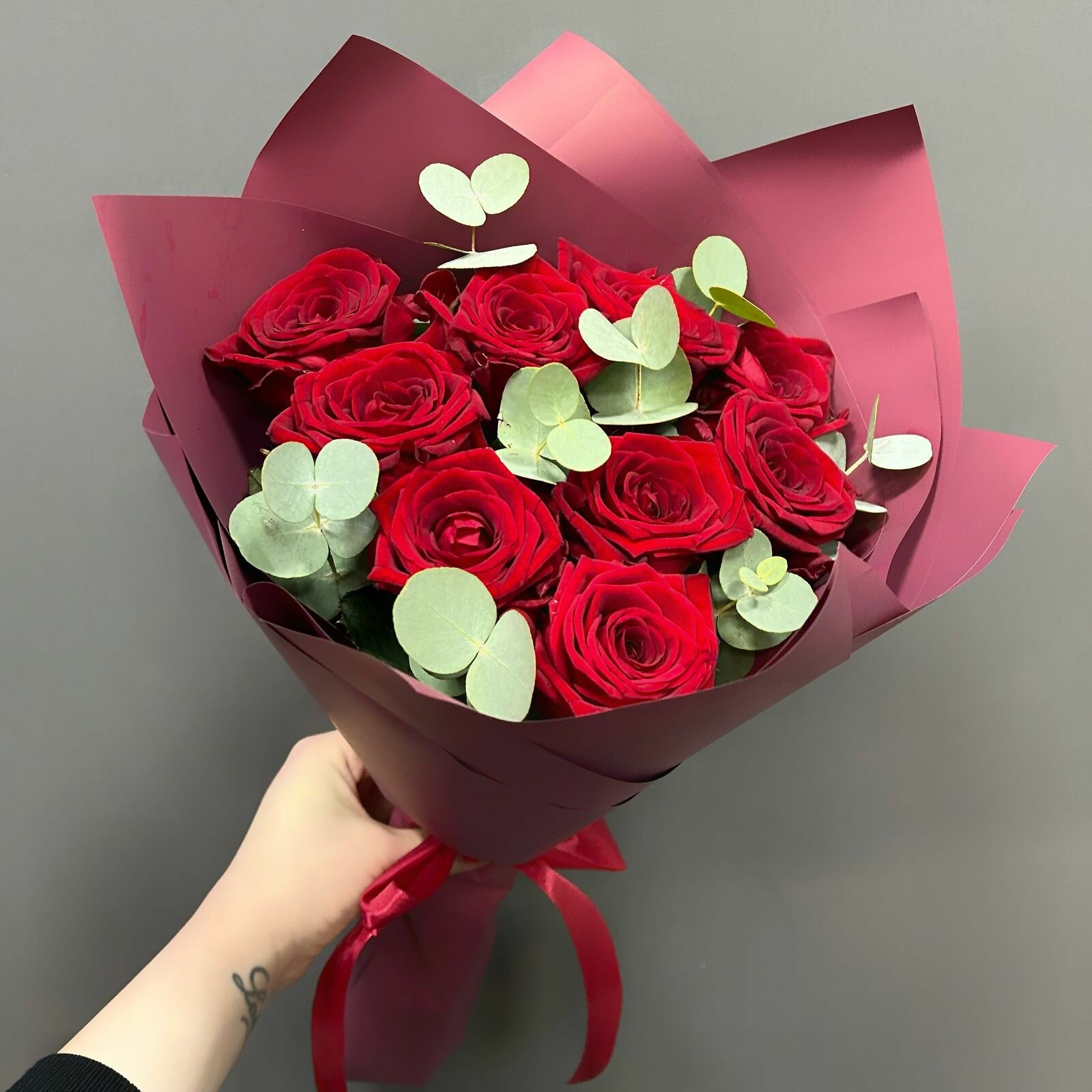 Монобукет FLOWELLE, красные розы и эвкалипт, 9 штук, матовая пленка, высота 50 см