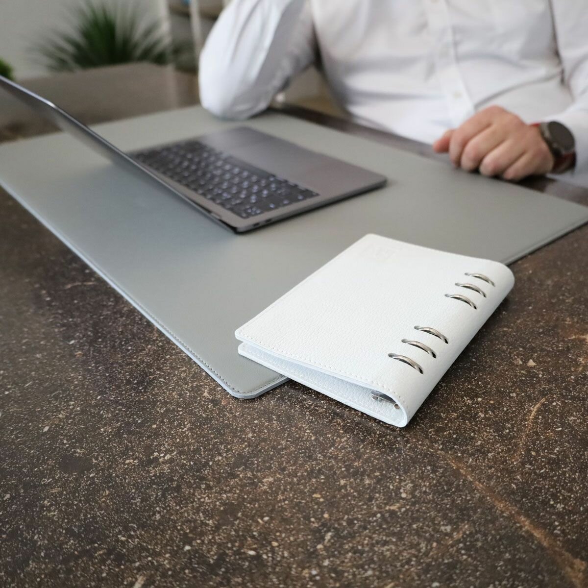 Настольный кожаный коврик, бювар из натуральной кожи для рабочего стола, Ogmore Fume by Audmorr, Размер 50x85 см, натуральная кожа, светло-серый