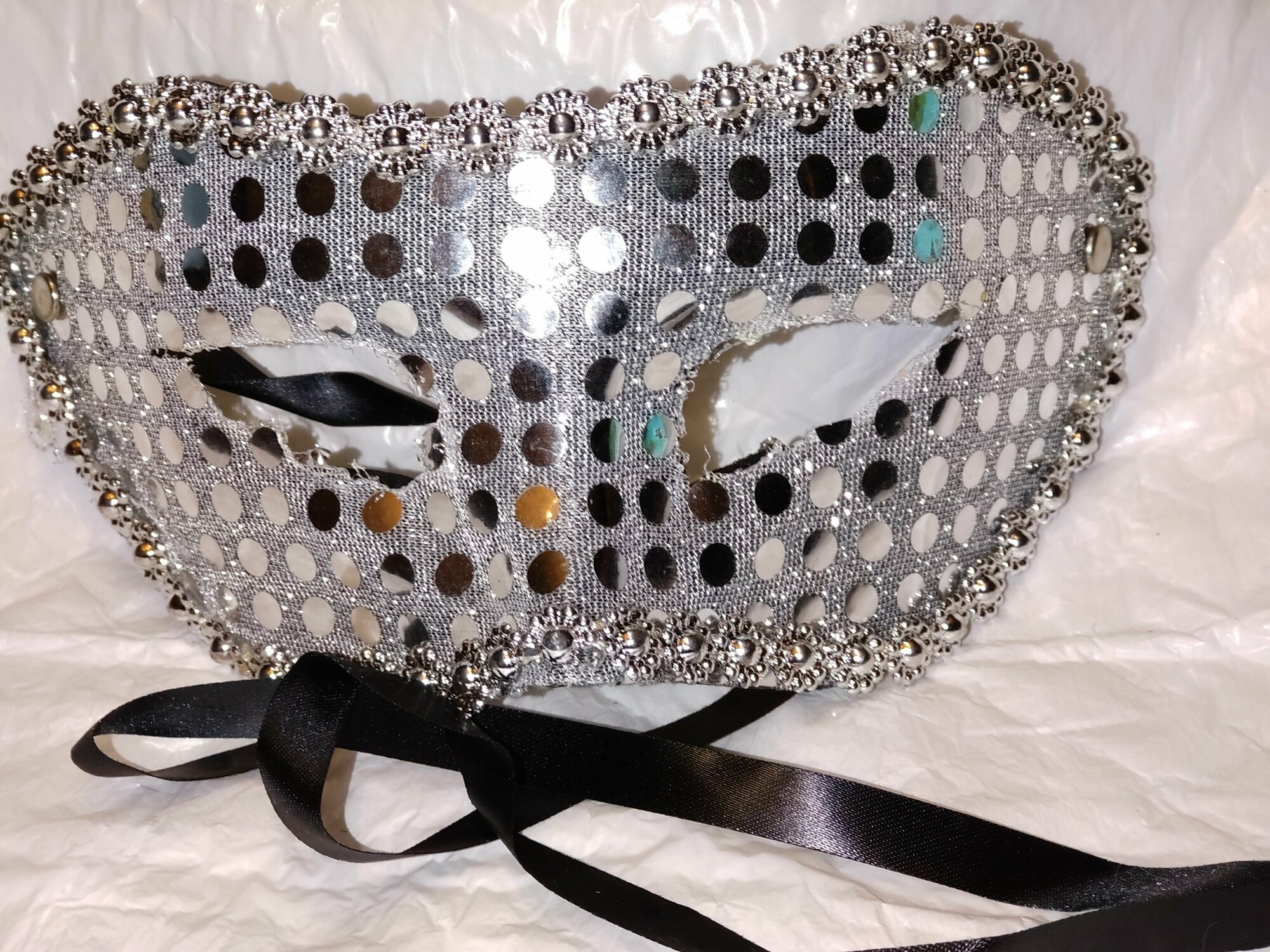 Карнавальная венецианская маска с кружевами . Серебряная .