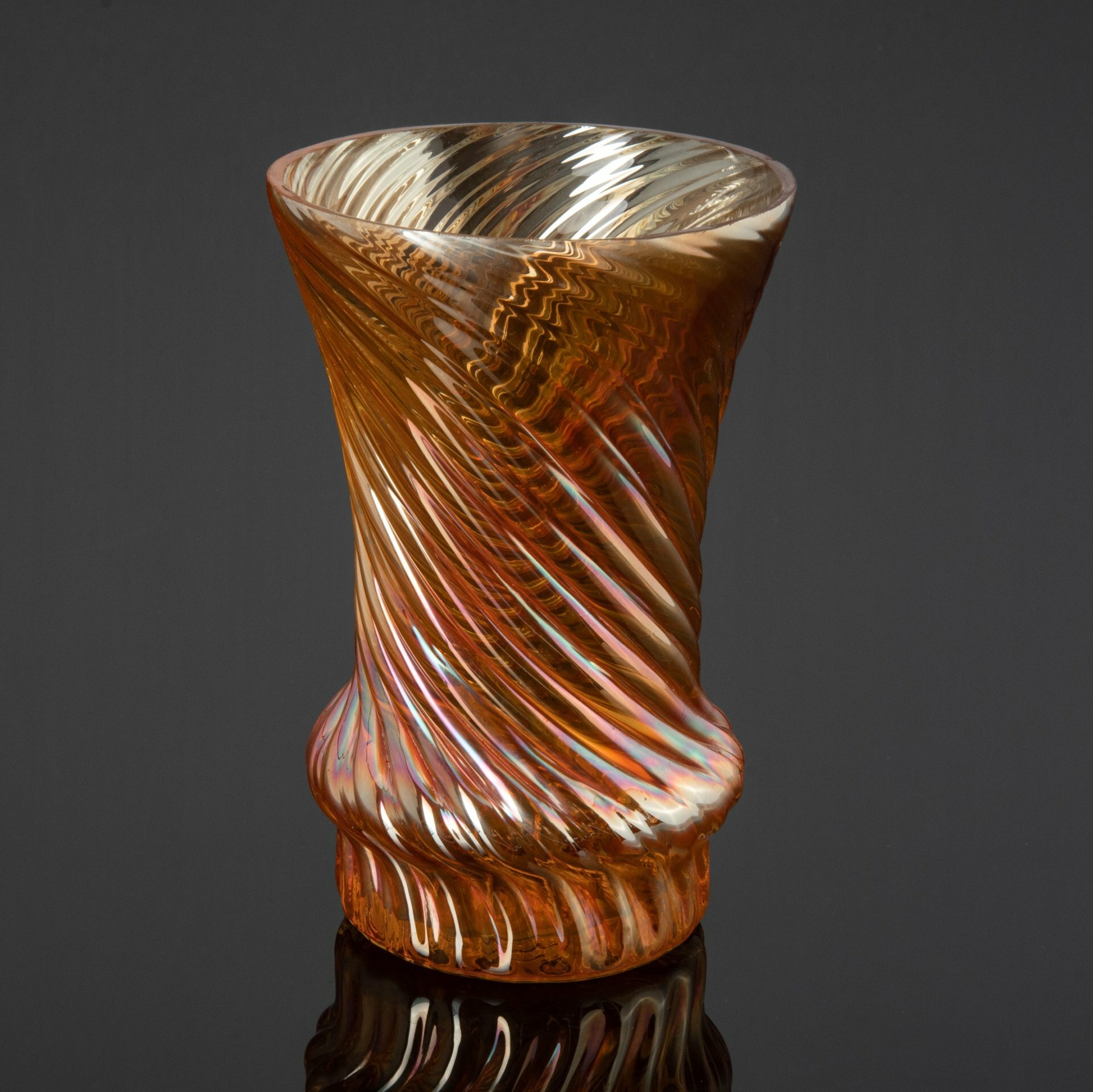 Ваза миниатюрная, украшенная витыми рельефными полосами, стекло, люстр, СССР