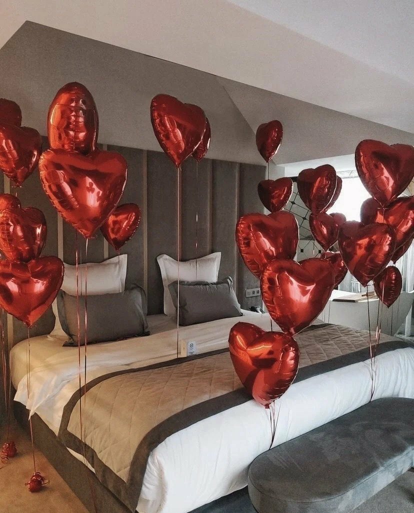 Украшение комнаты красными сердцами