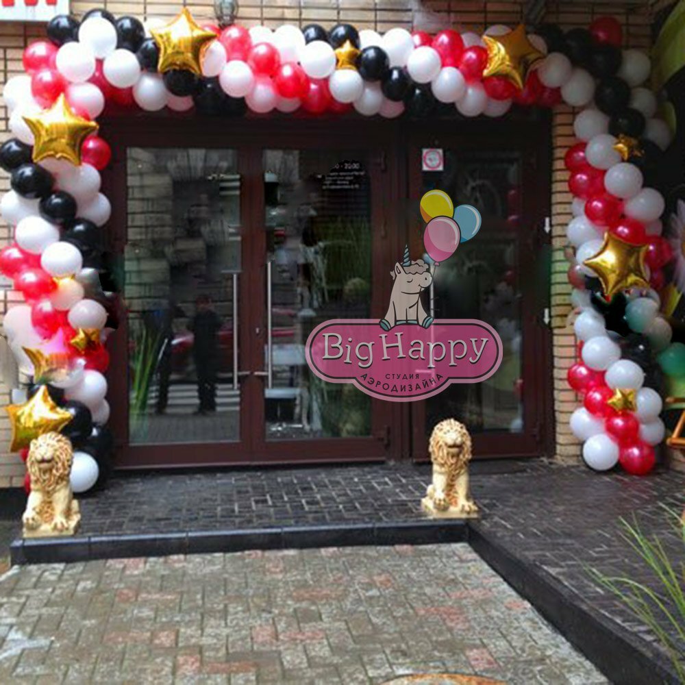 Витая арка из шаров с золотистыми шариками в форме звезд