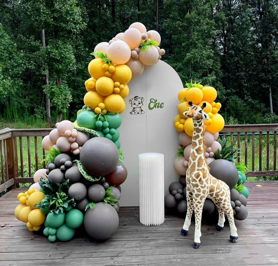 Фотозона из шаров "Яркие краски джунглей"