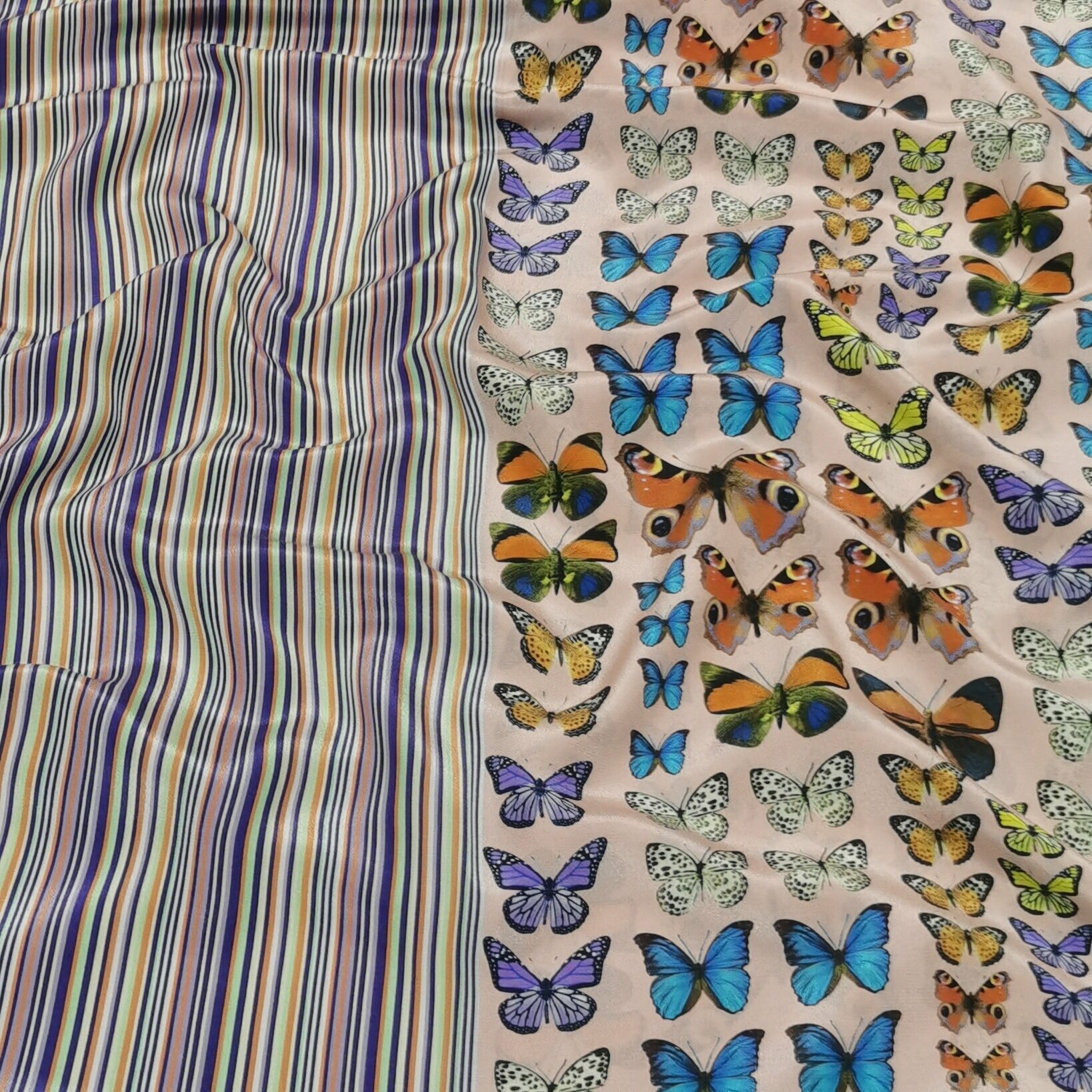 Шелк-бабочки. Плательный креп из натурального шелка, производитель Италия. Бабочки на розовом фоне