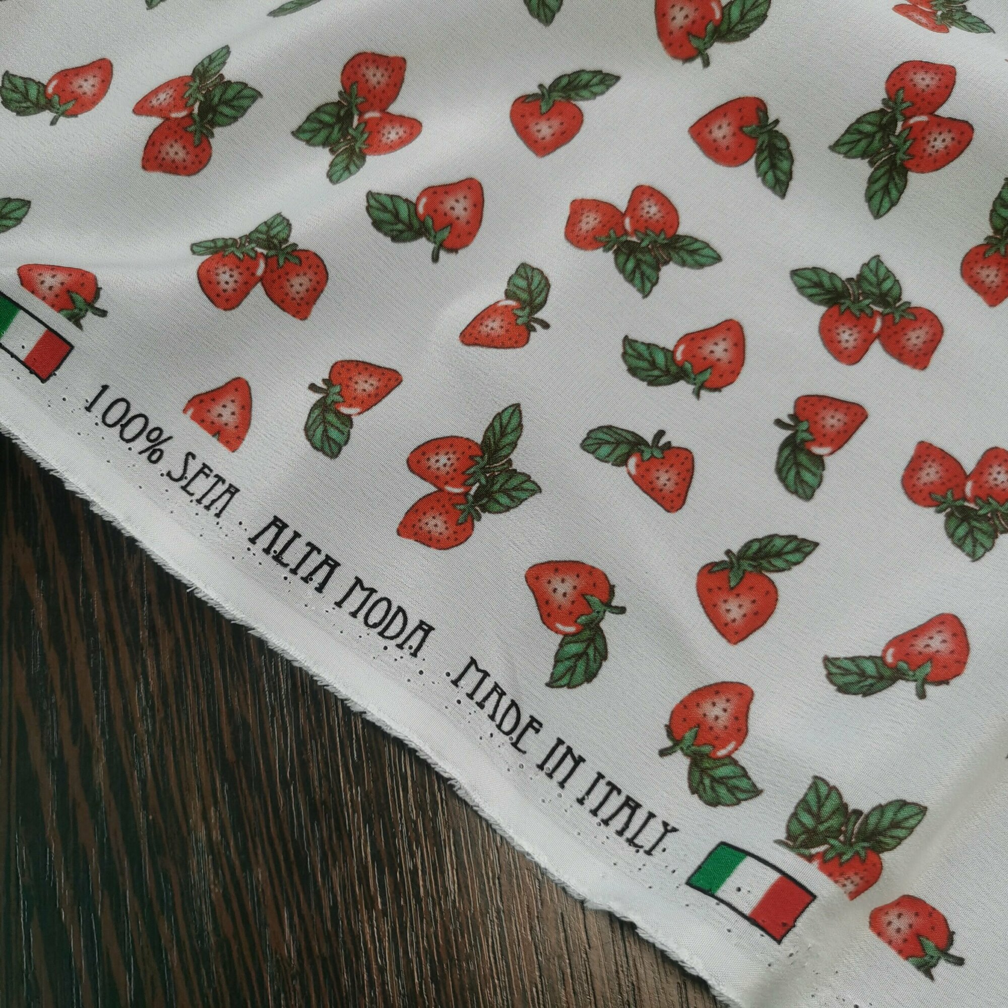 Ткань. Итальянский Шелк. Плательный креп . Землянички на белом фоне.
