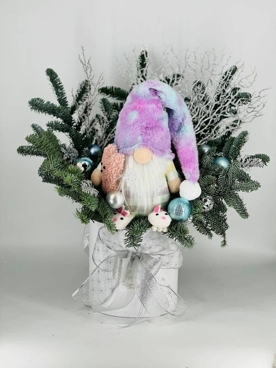 Новогодний букет композиция из натуральной живой ели нобилис с интерьерным гномом