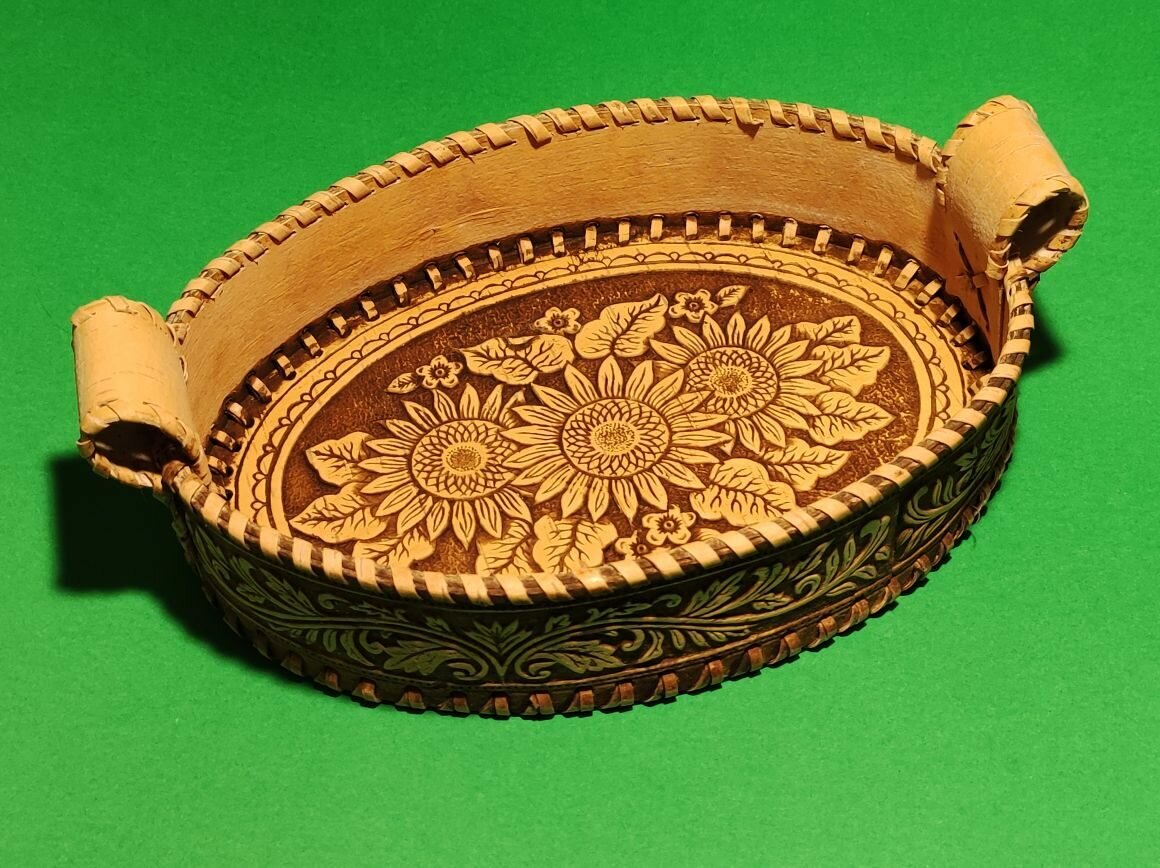 Тарелка-Сухарница "Подсолнухи" 22 * 16 * 7. Береста. Ручная работа