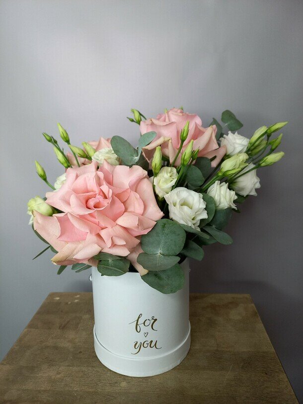 Композиция Well Flowers "Нежность", лизиантус, эустома, роза, эвкалипт, букет свежих цветов