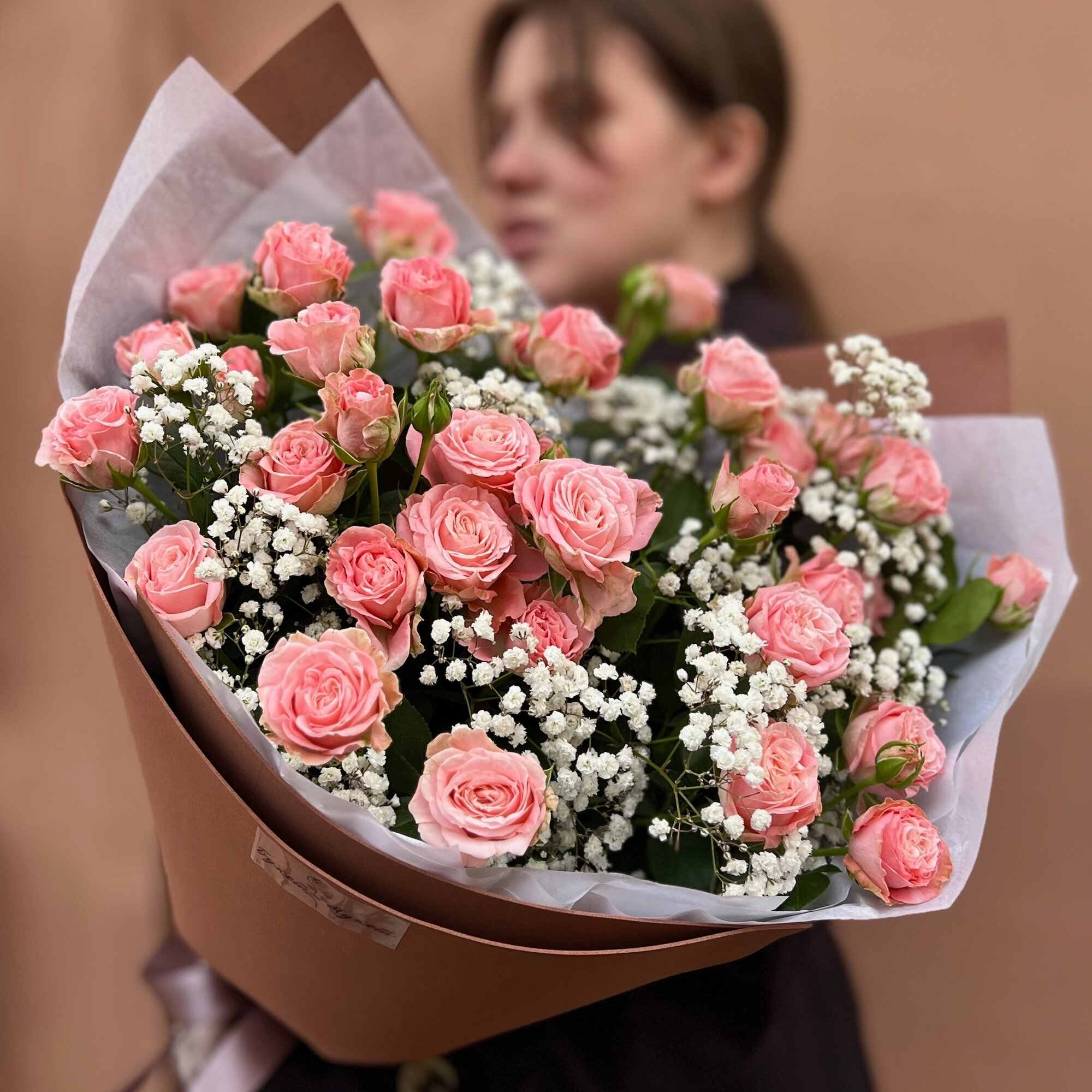 Букет цветов "Эскимо" (пион. роза и гипсофила) L-size «Букет-Мукет»