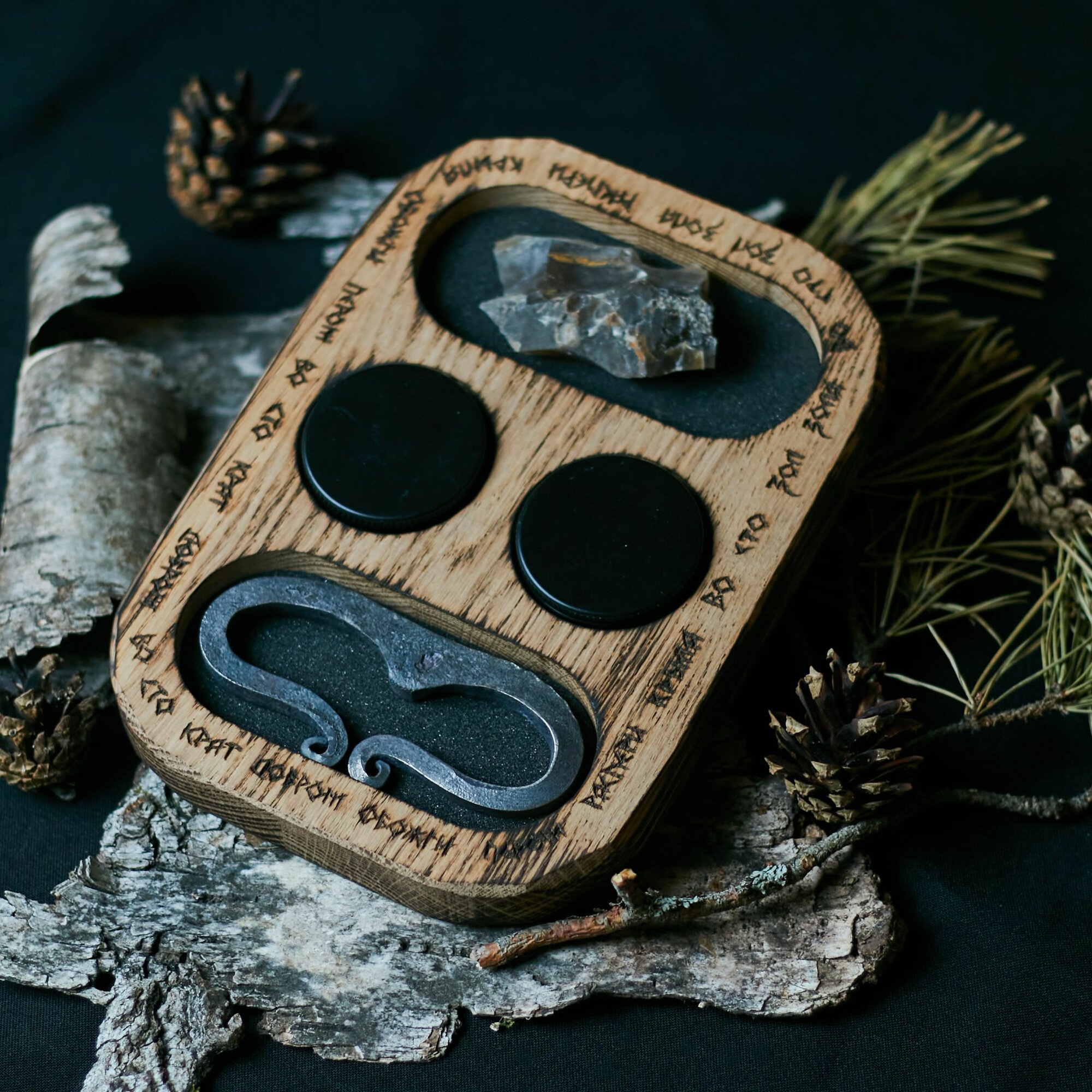 Огниво (кремень, кресало, трут), подарочная упаковка из массива дуба