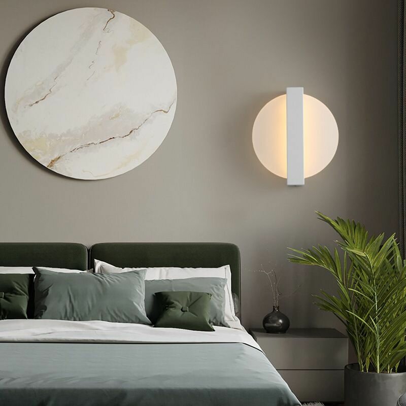 Простой настенный светильник из черного оргстекла