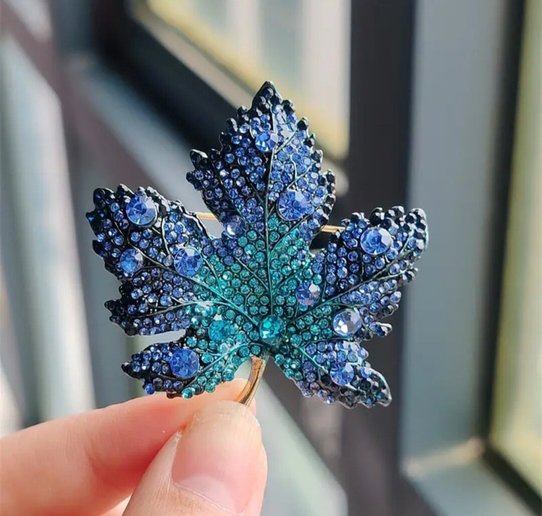 Брошь, стразы