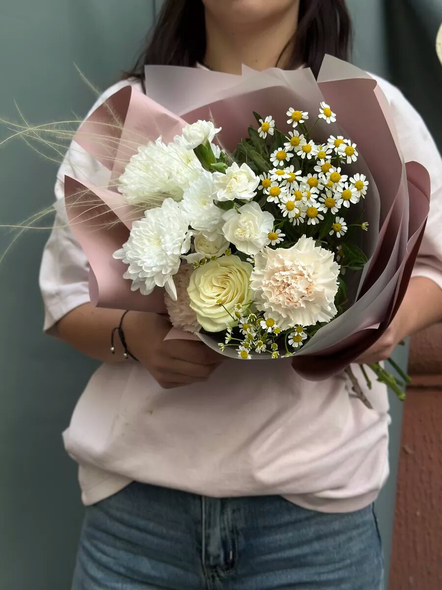 Букет с хризантемами и ромашками "Мини с диантусом" , белый, сборный, 7 цветков, высота 50 см