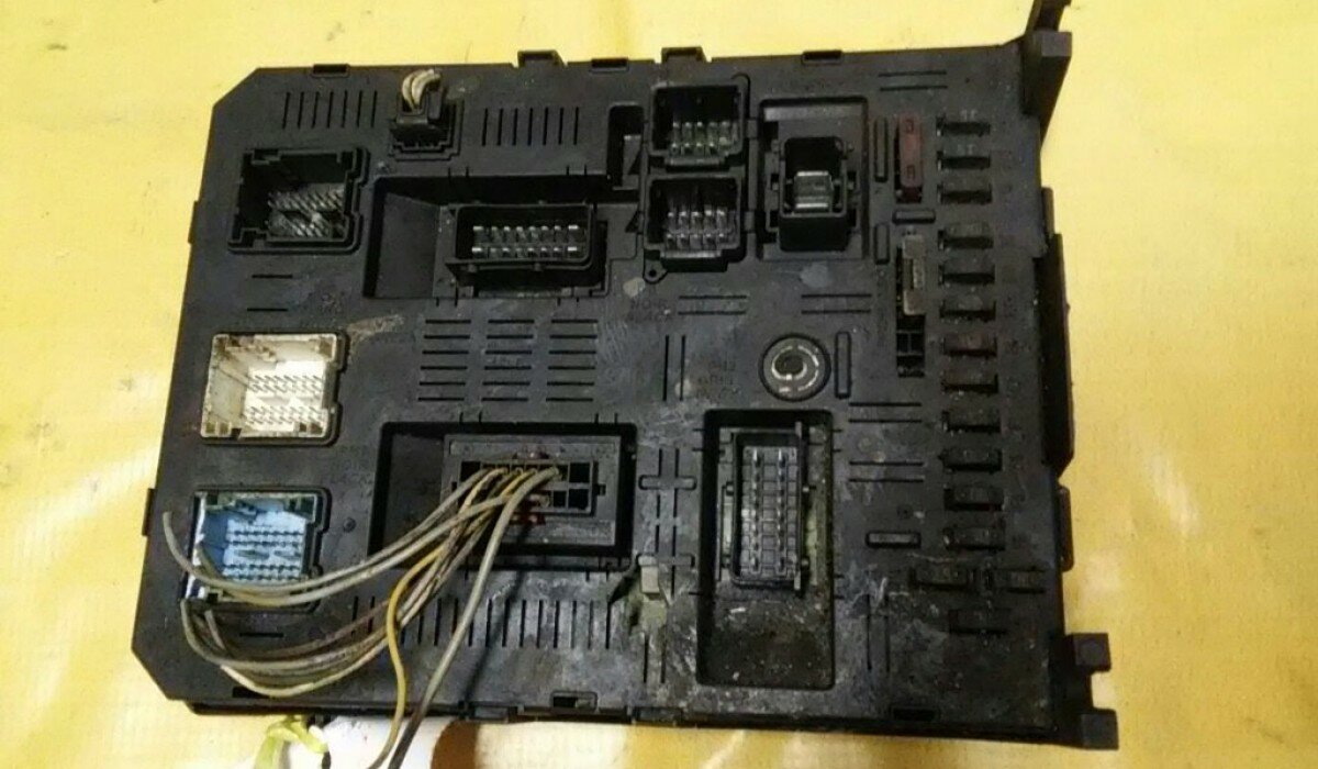 Блок предохранителей 407 Peugeot 9661940180