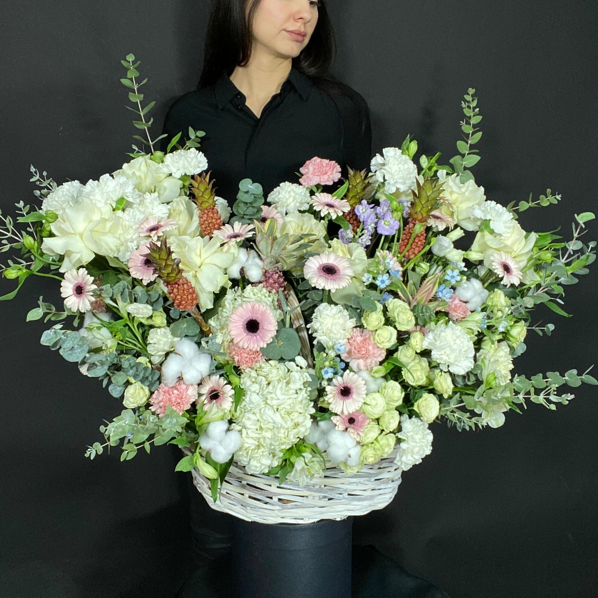 Огромная корзина с цветами