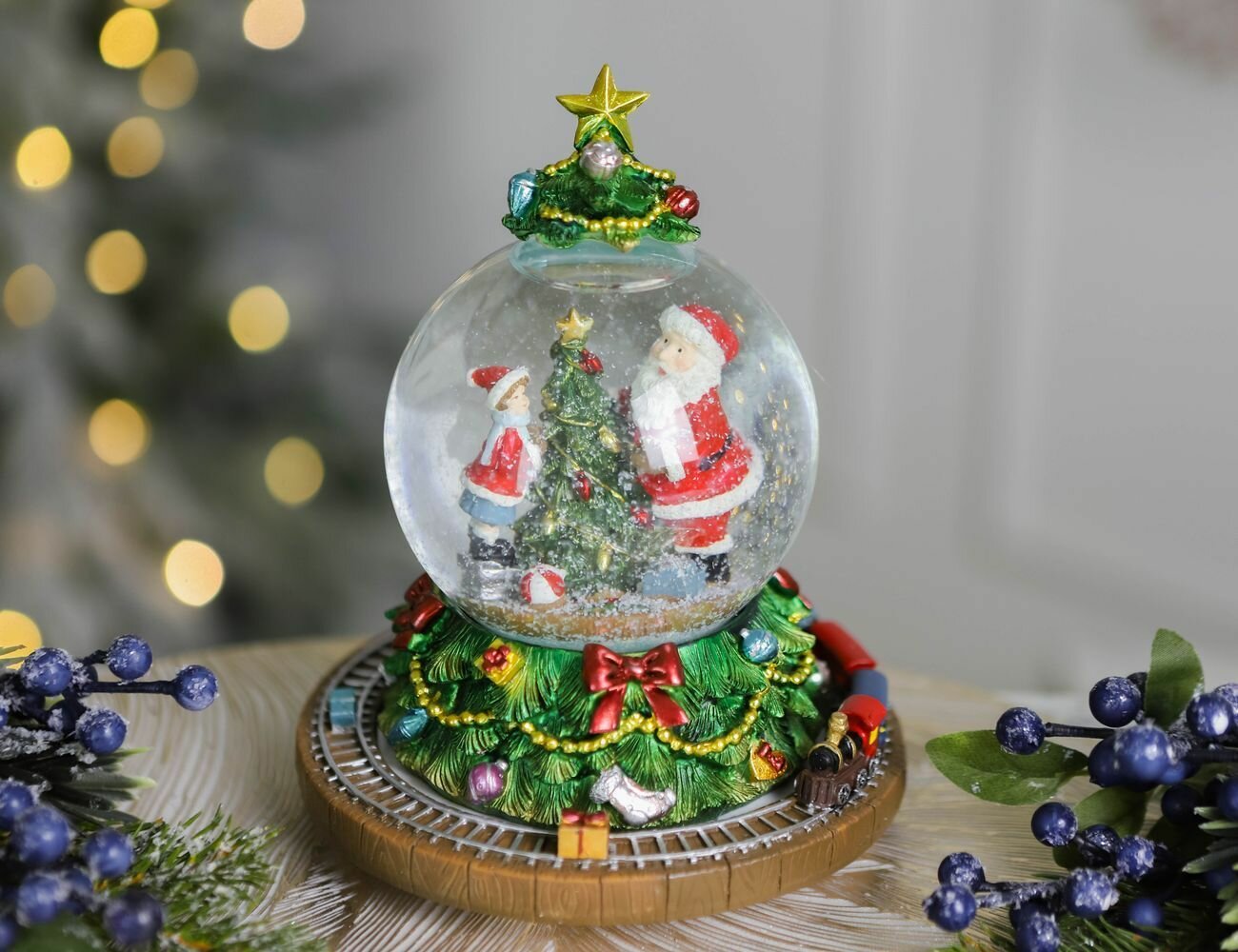 Музыкальный снежный шар ДЕД мороз со снегурочкой спешат на поезд, полистоун, стекло, с движением, 18 см, Sigro 50-1206
