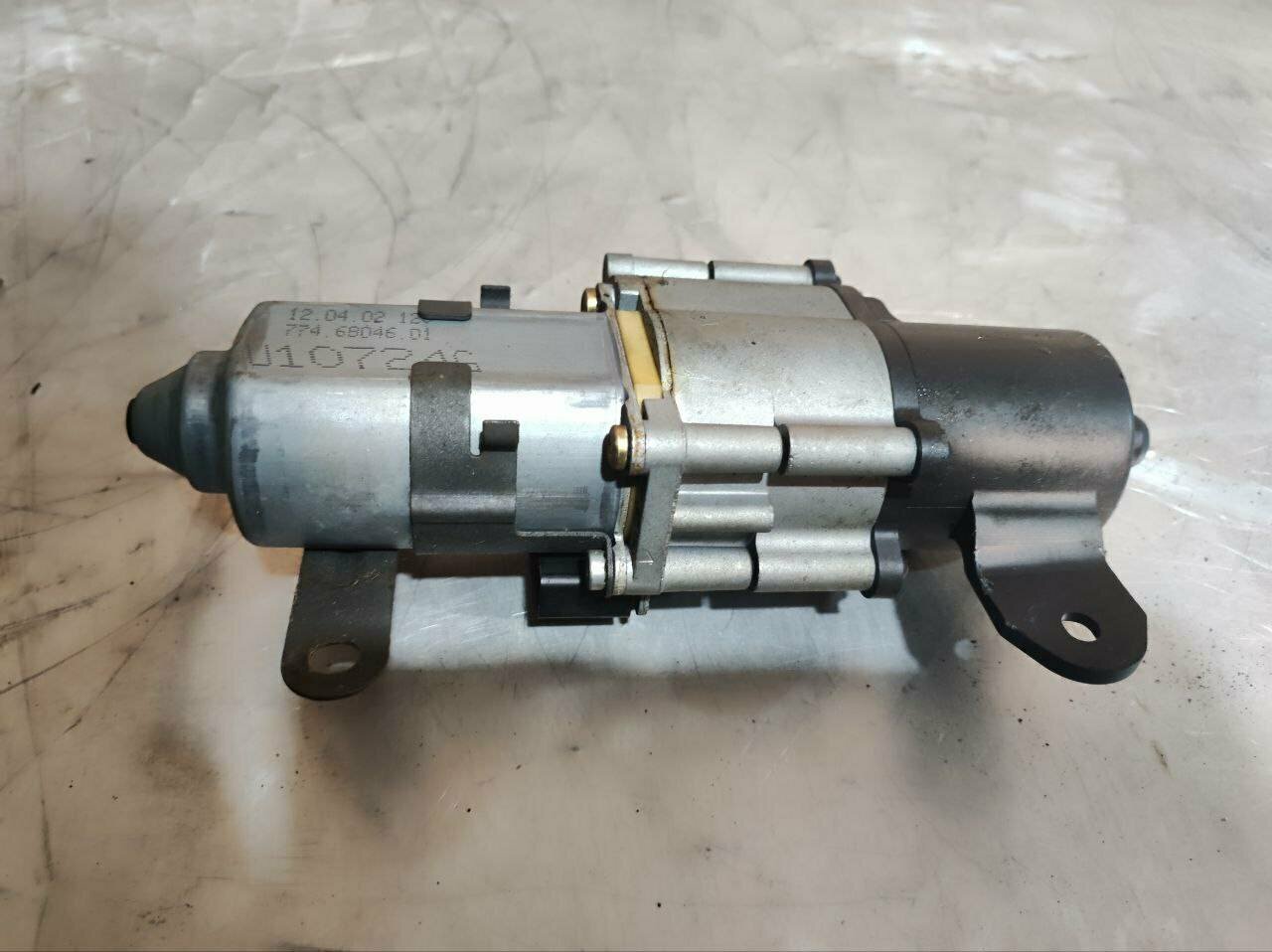 Электропривод сдвижной двери правой Chrysler Voyager 4 2003 7746804601