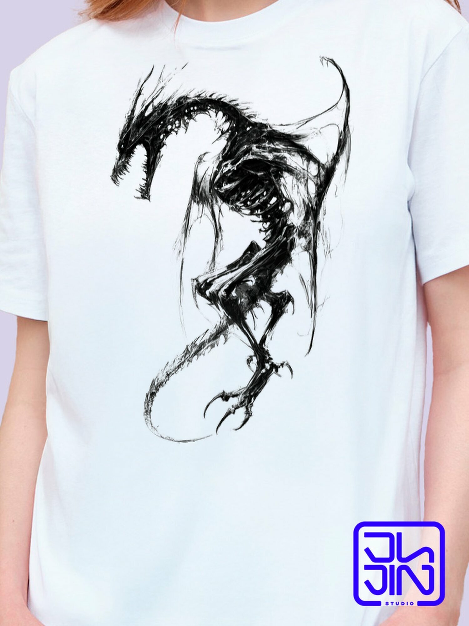 Футболка классическая женская с авторским принтом Черно-белый агрессивный дракон со скелетом и вызывающим черепом на белом фоне, белый хлопковый трикотаж с прикольным рисунком на груди