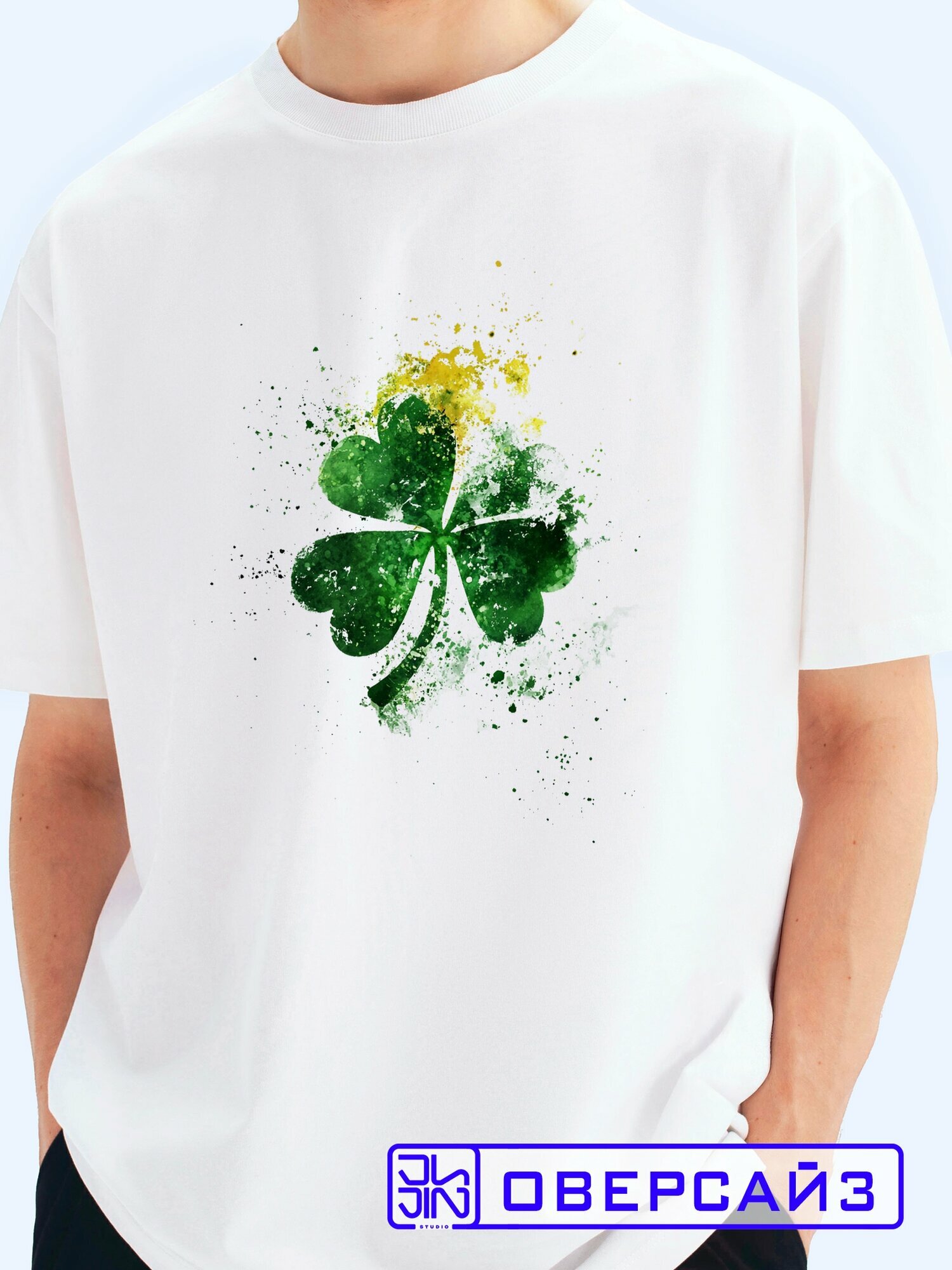 Футболка оверсайз мужская с принтом Зеленый, яркий клевер с сердцем на белом фоне, цветочные мотивы природы, белый хлопковый трикотаж с прикольным рисунком на груди